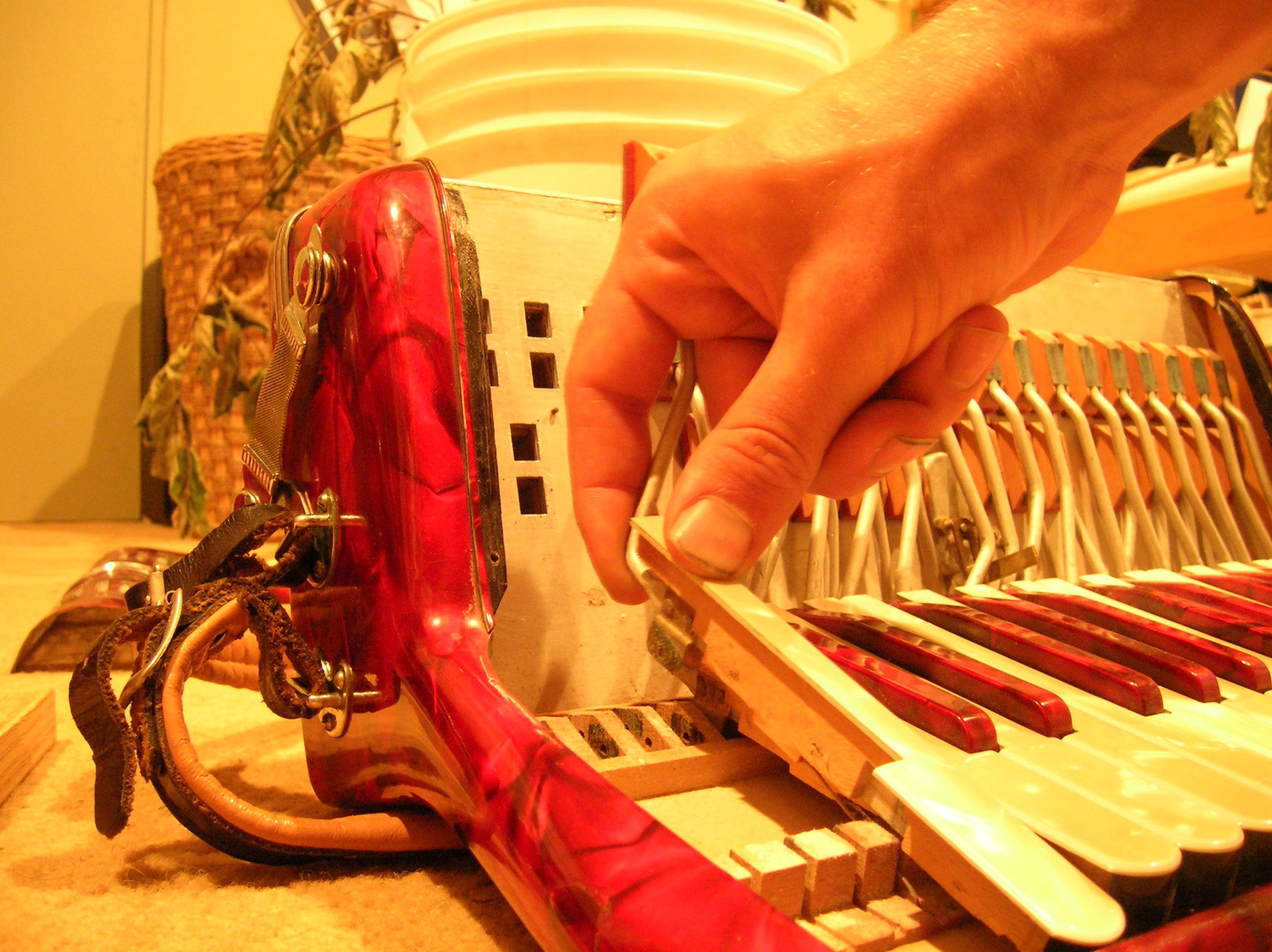 How to Fix an Accordion Keyboard : 7 Steps (with Pictures) - Instructables