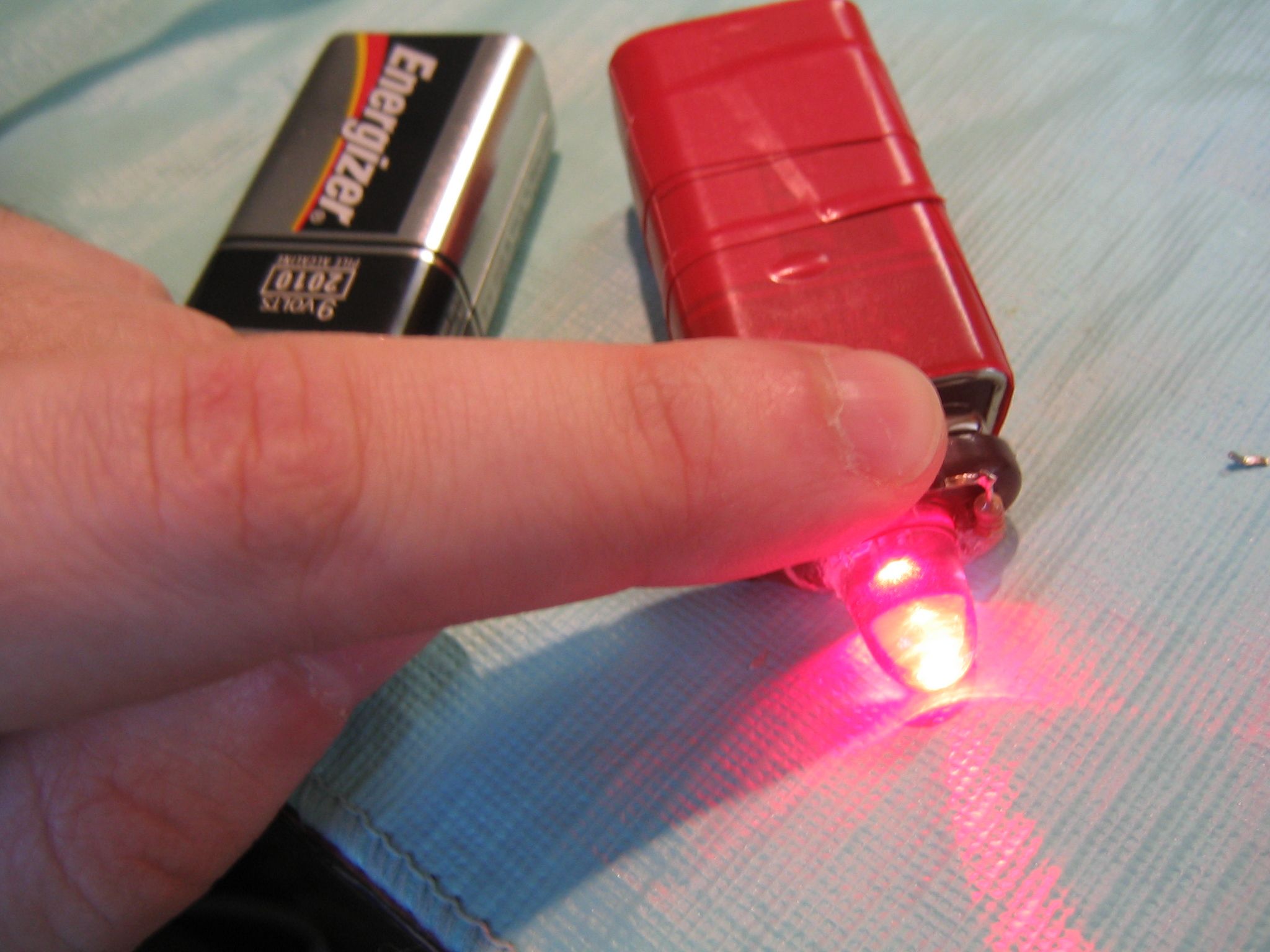 9v LED Flashlight - Teh Best Evarrr! : 4 Steps - Instructables