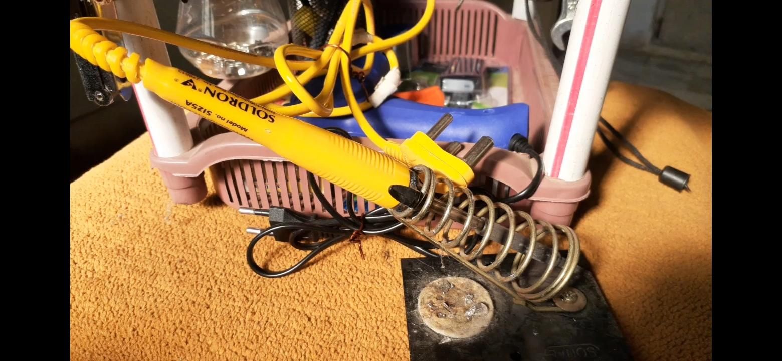 LAB BENCH TOOL HOLDER : 8 Steps - Instructables