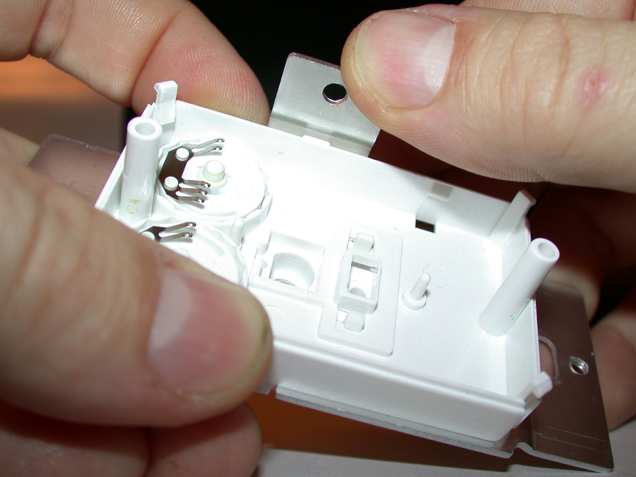 Disassemble X10 Wall Switch : 5 Steps - Instructables