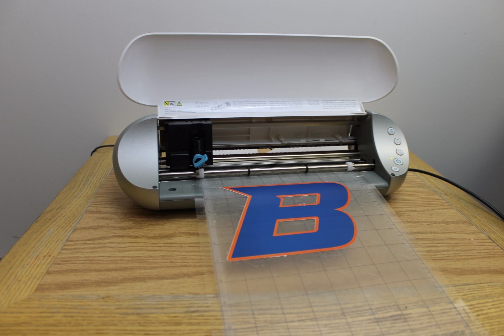 How to Cut a Printed Logo With a Silhouette Portrait : 4 Steps ...