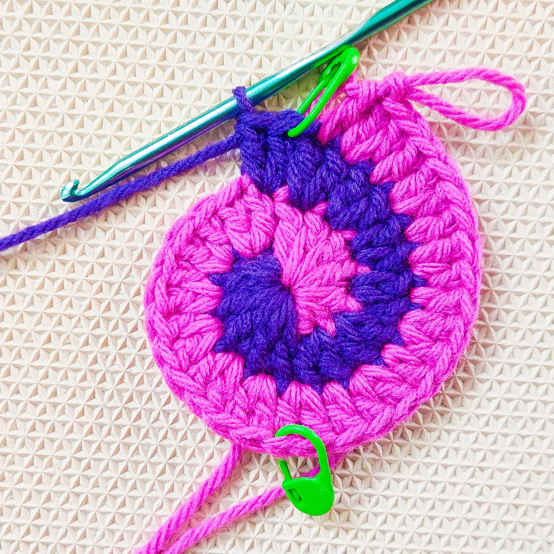 How to Make a Solid Two Color Spiral Crochet Circle : 8 Steps (with ...