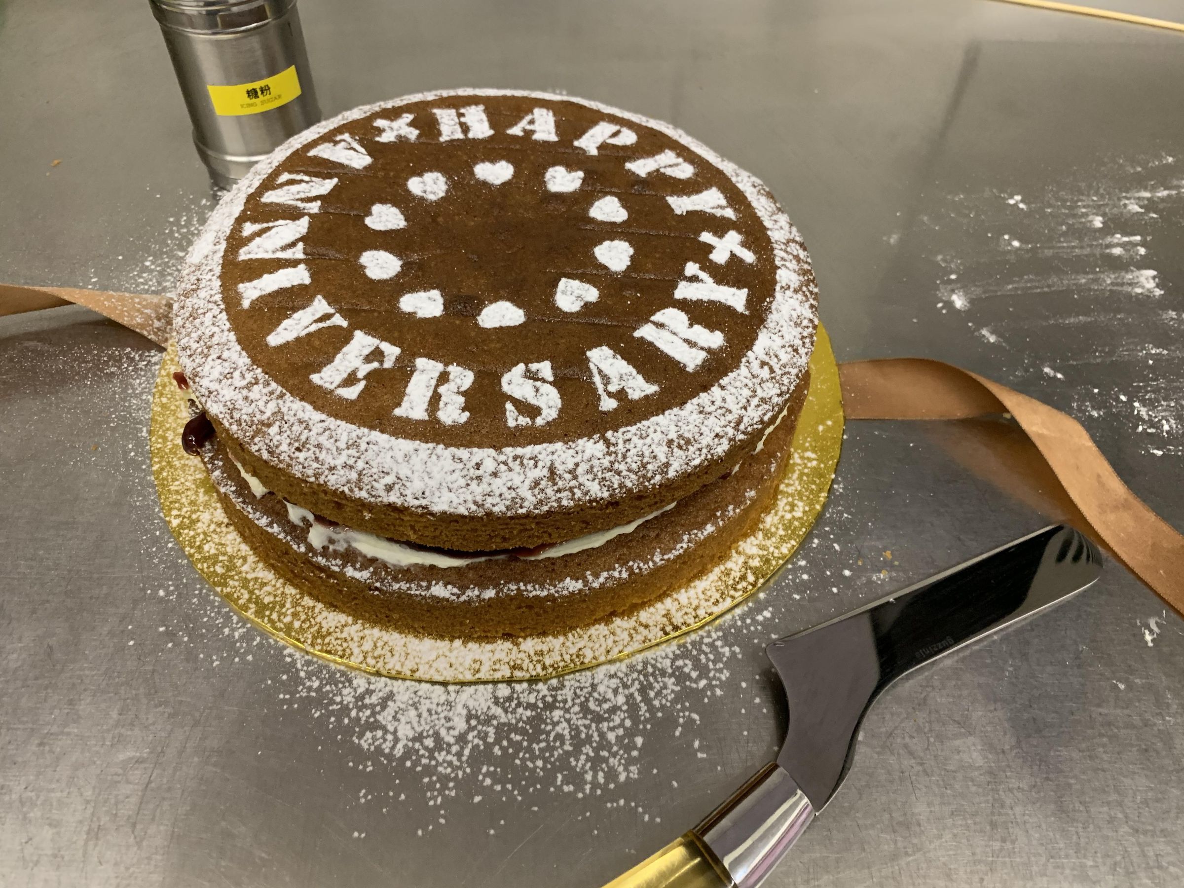 Quick Cake Customisation! : 6 Steps - Instructables