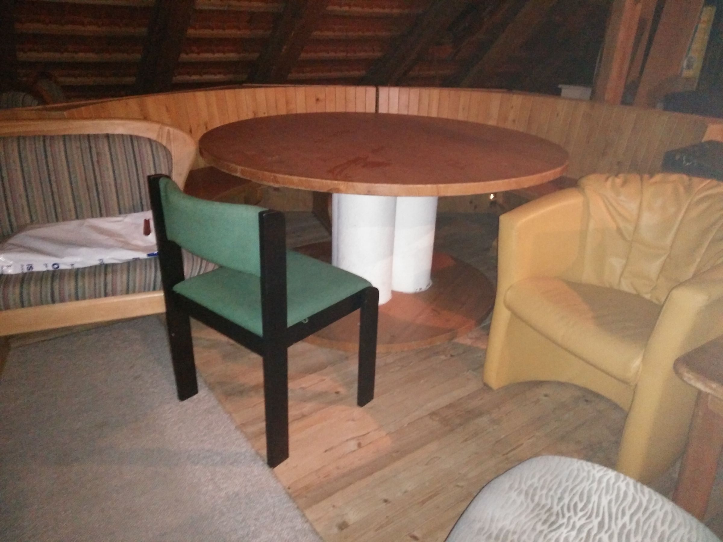 Rustic Round Farm House Table : 4 Steps - Instructables
