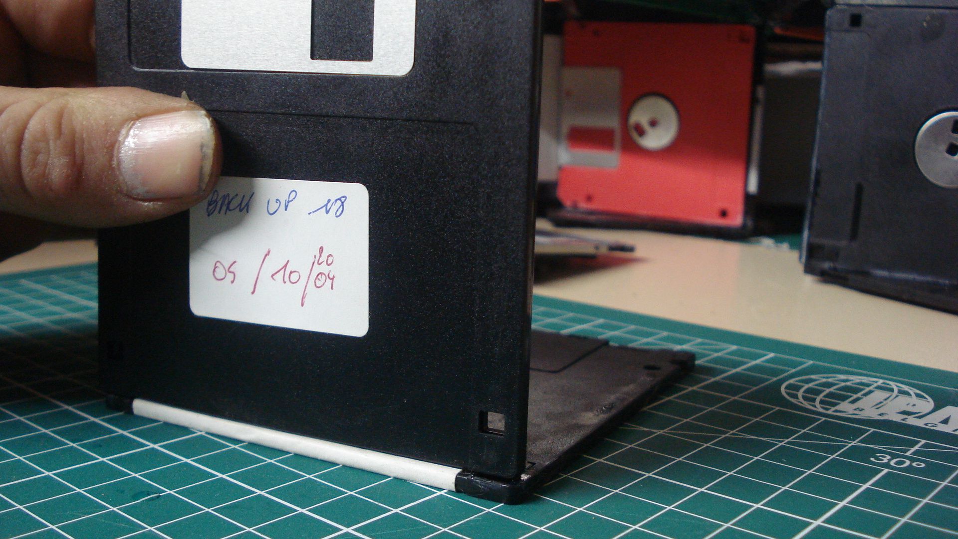Apple Floppy Dock : 5 Steps - Instructables