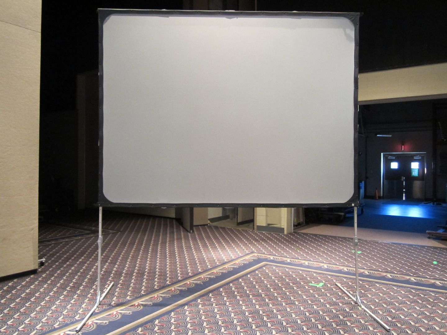 Set Up a Fastfold Projection Screen : 9 Steps - Instructables