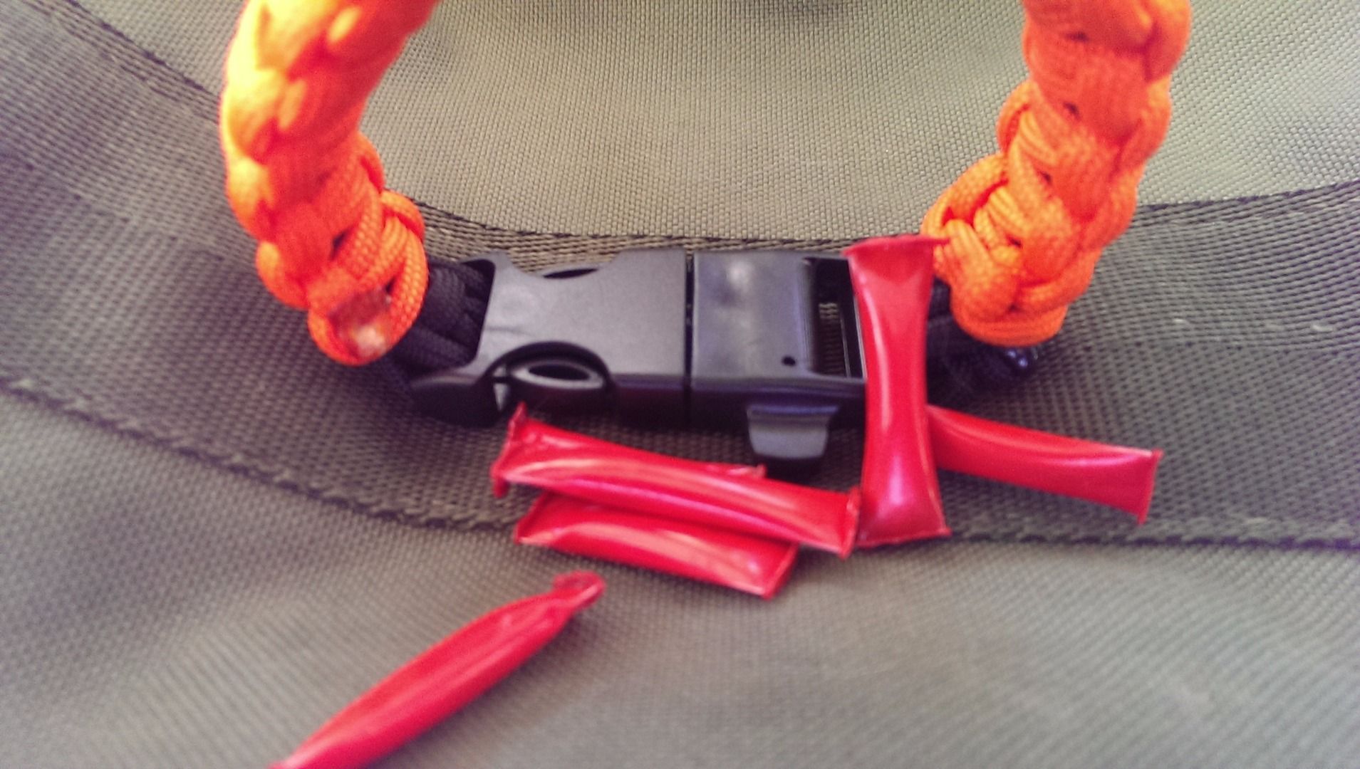 The Medic a Paracord Survival Bracelet for First Aid. : 4 Steps (with ...