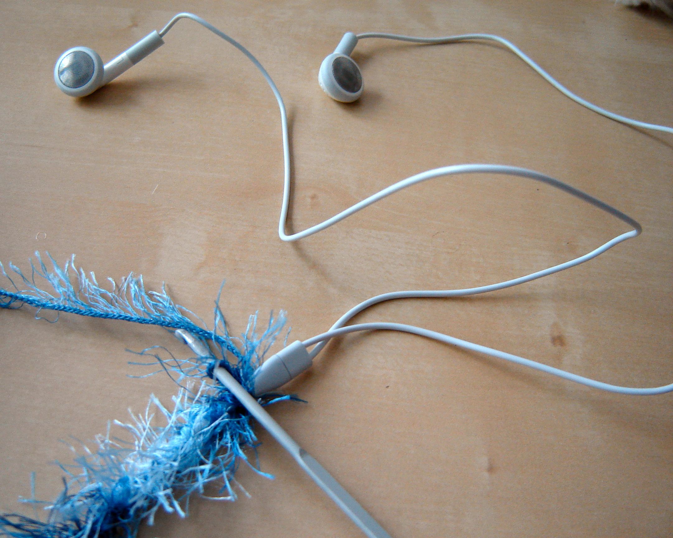 Fluffy Earphone Sleeve : 4 Steps (with Pictures) - Instructables