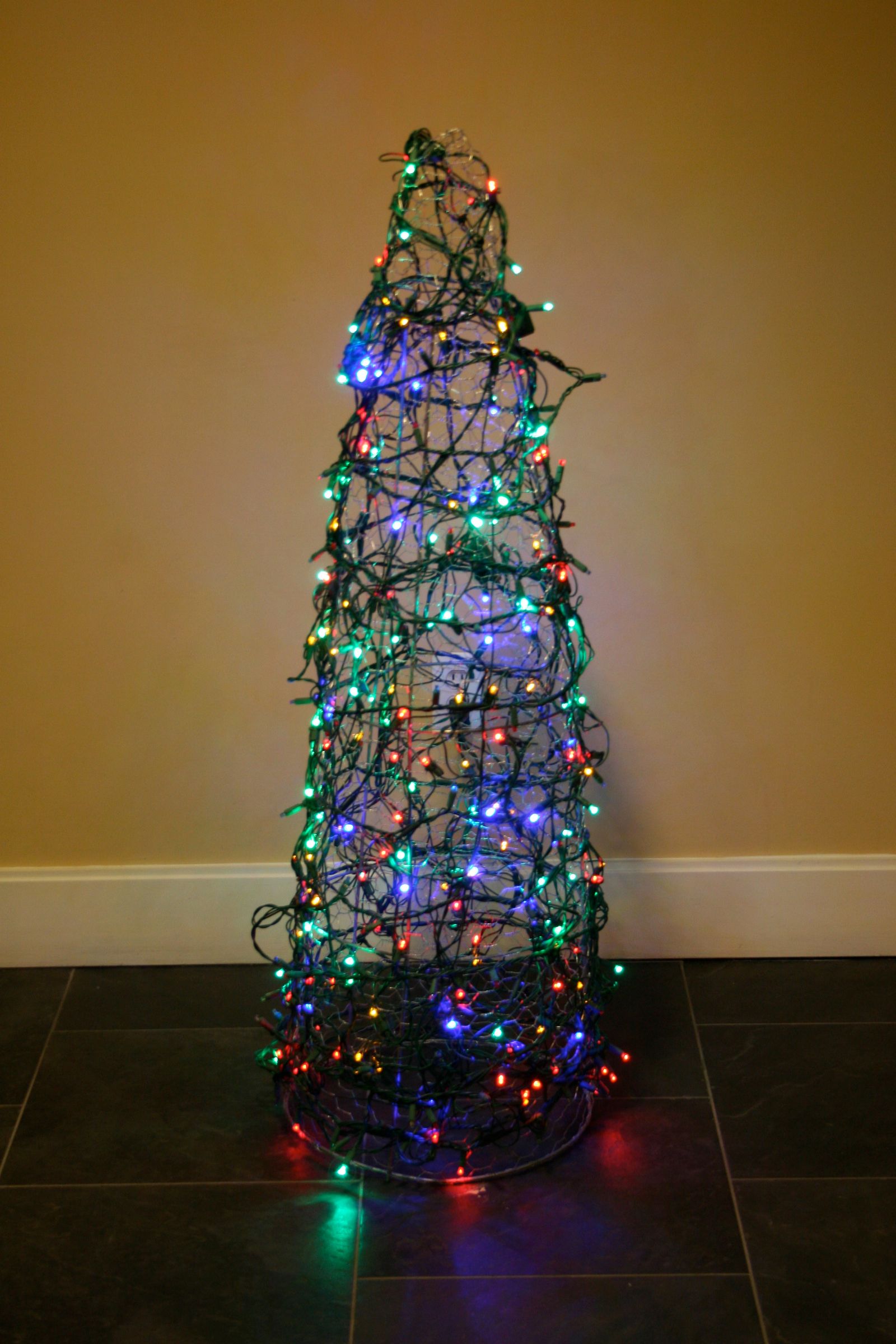 Chicken Wire Christmas Tree : 3 Steps (with Pictures) - Instructables