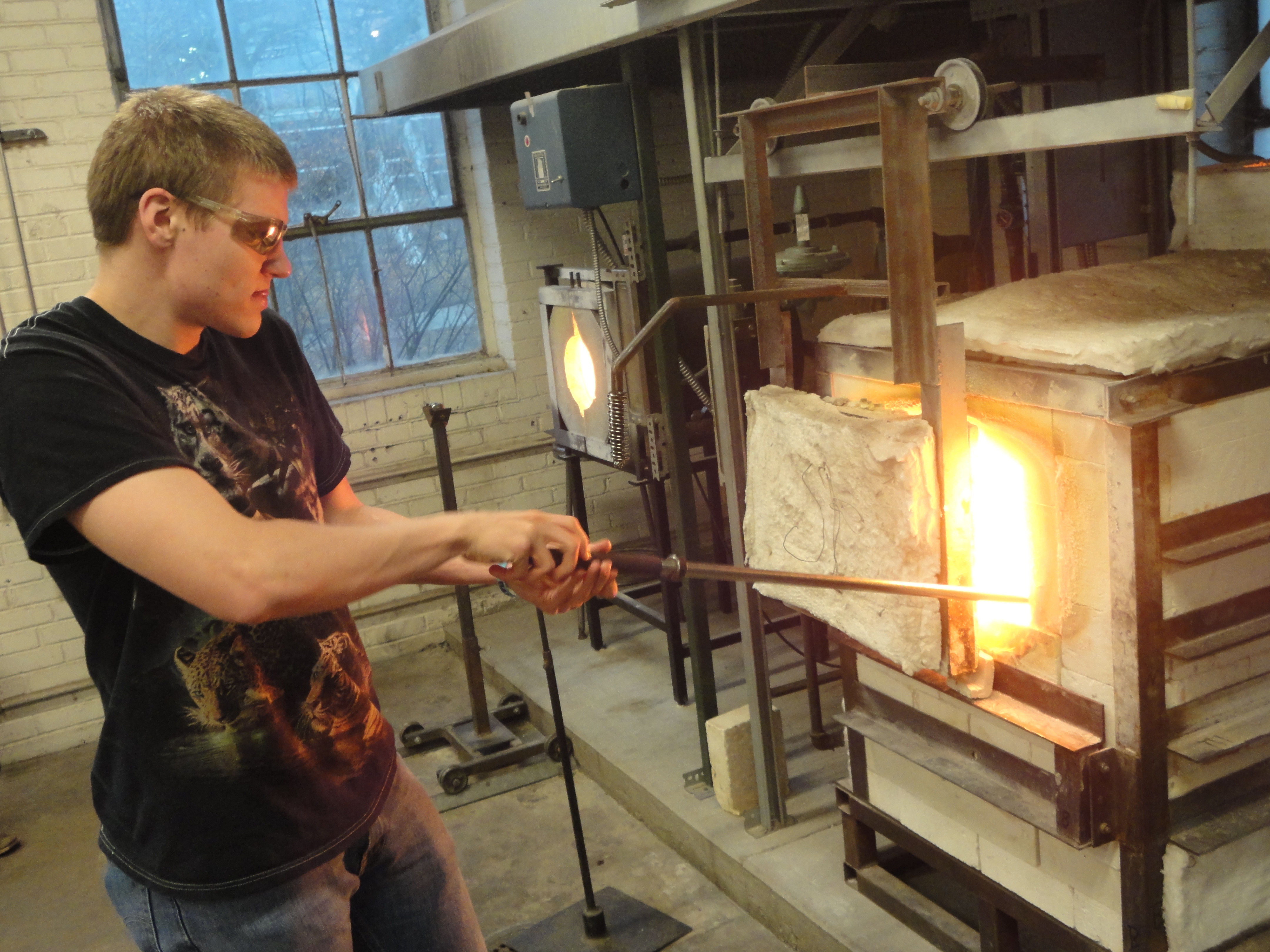 Glass Blowing a Christmas Ornament--For Beginning Gaffers : 25 Steps ...
