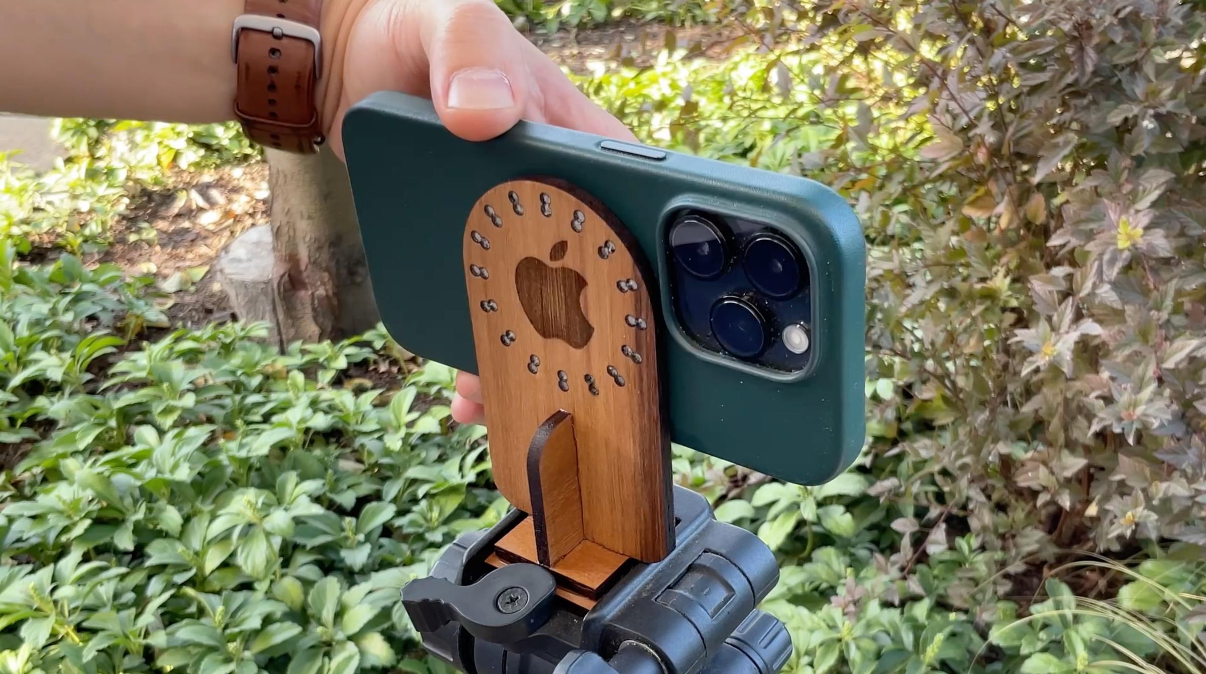 Wooden Mag-Safe Tripod Mount for IPhone : 10 Steps (with Pictures ...