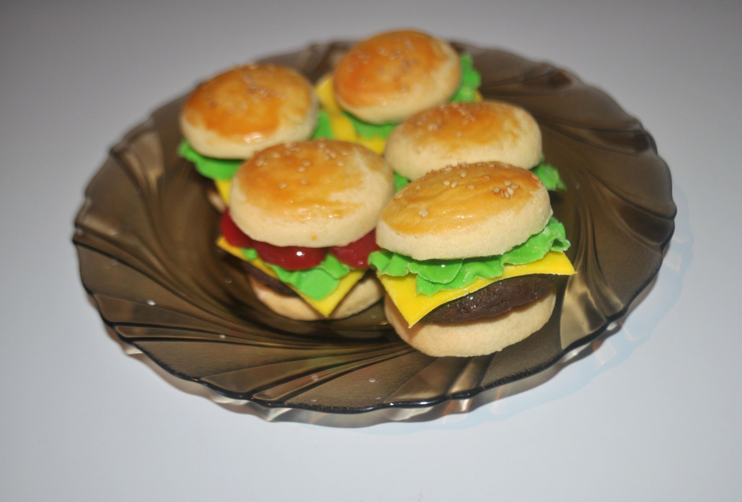 Tiny "cheeseburger" (vanilla, Chocolate and Cherry Cookies!) : 5 Steps ...