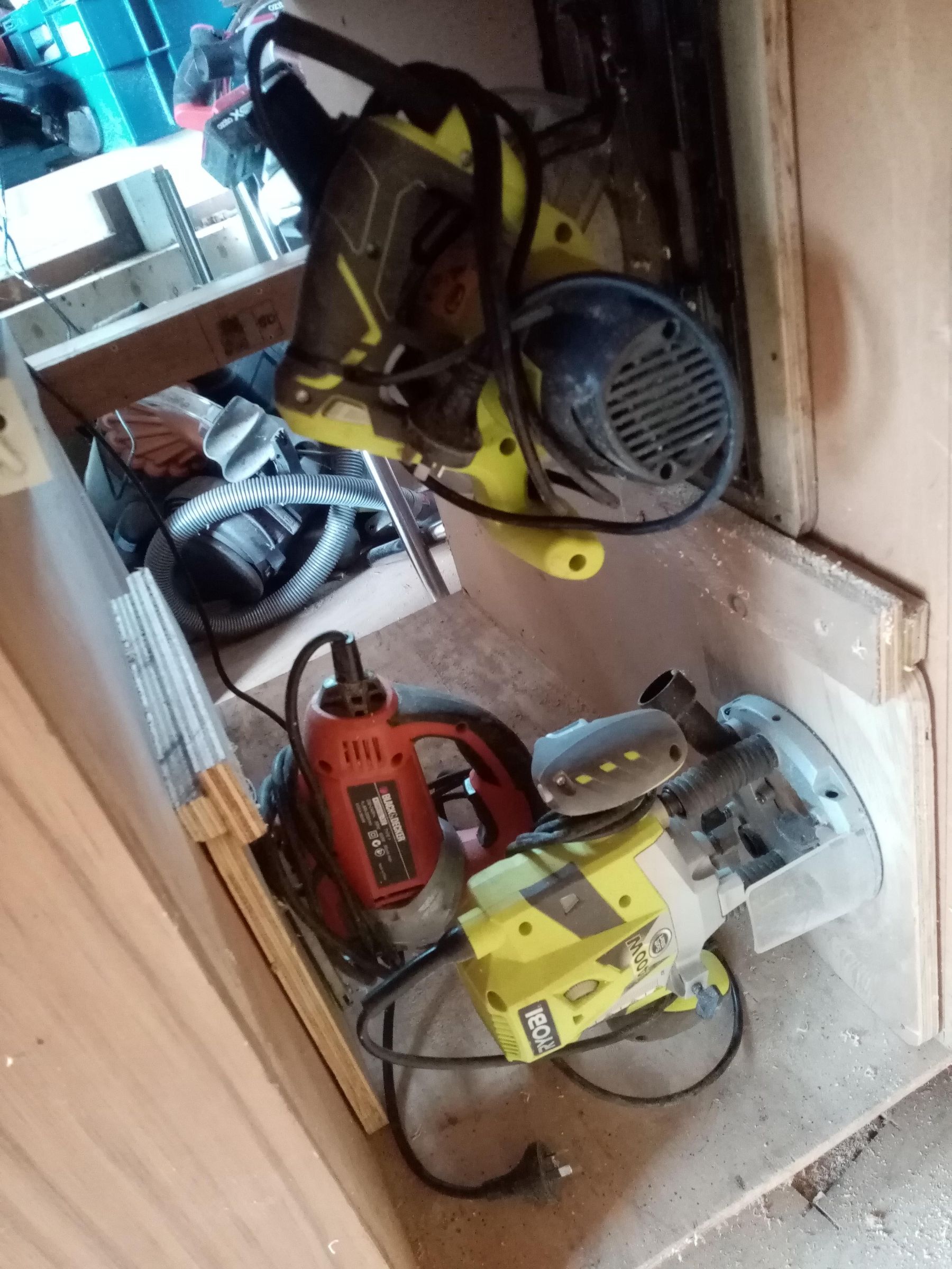 Evolution of a Workbench : 32 Steps (with Pictures) - Instructables