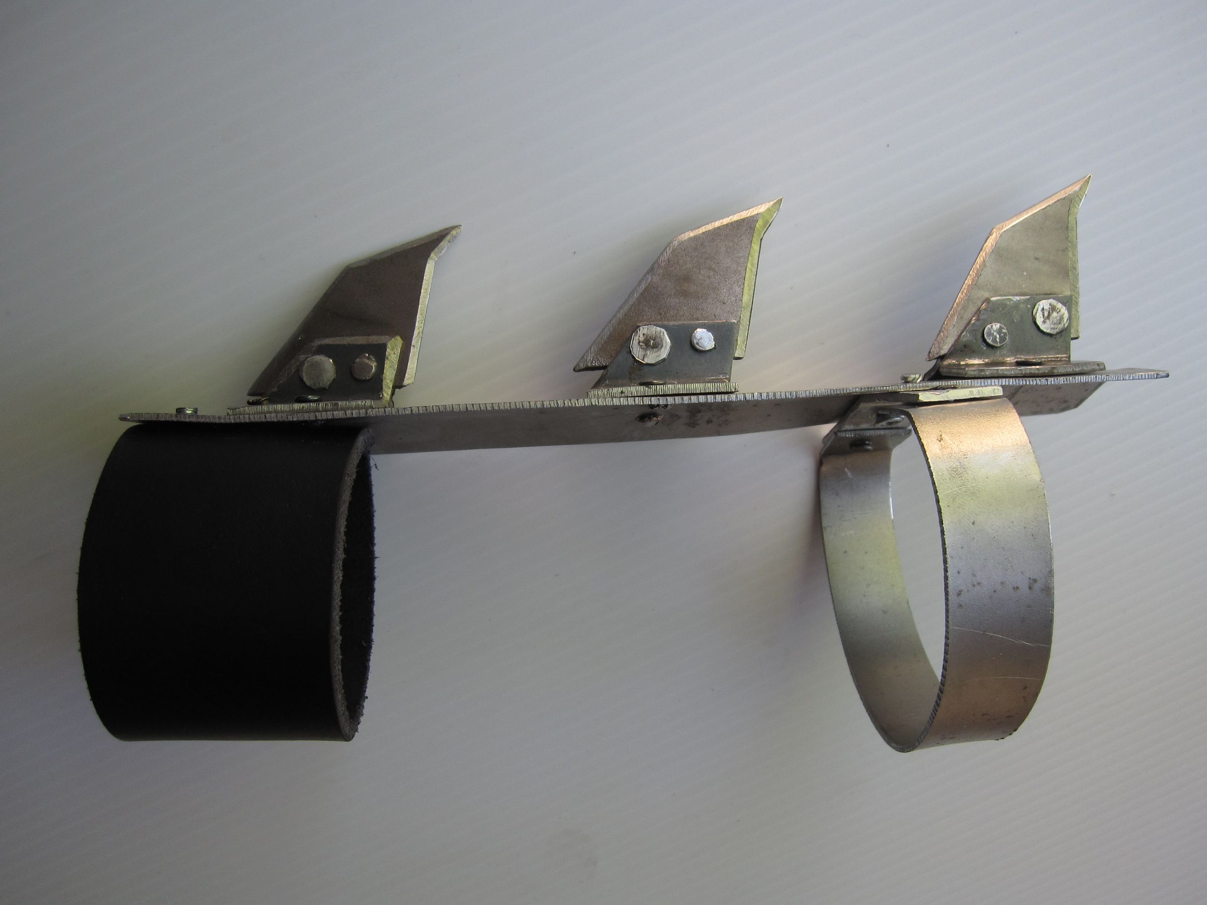 Batman's Bladed Vambraces : 10 Steps - Instructables