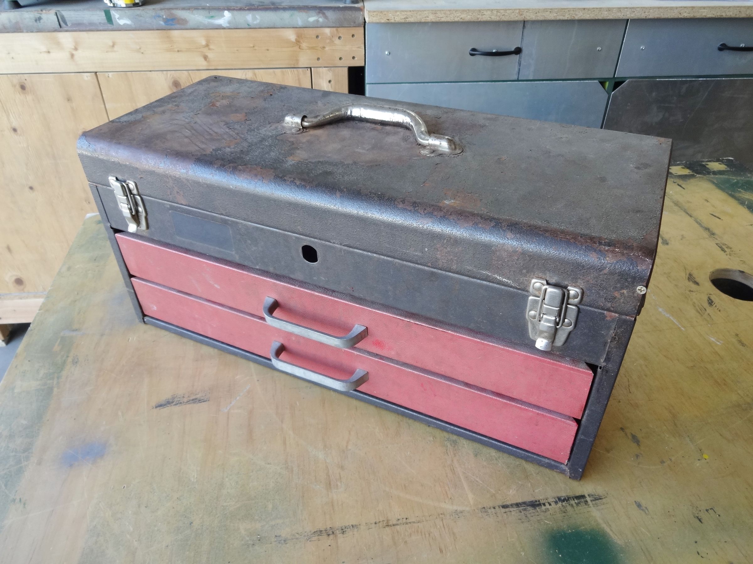 Restore a Rusty Toolbox : 14 Steps (with Pictures) - Instructables