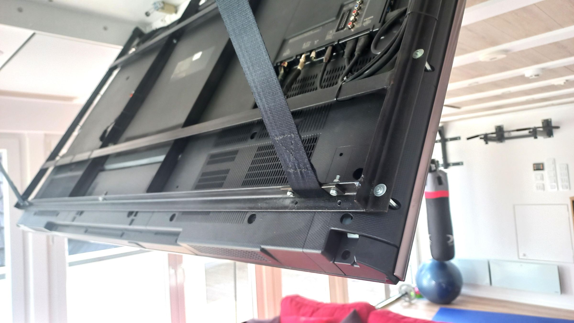 Lift Your TV With a Roller Shutter Motor and a Safety Belt : 10 Steps ...