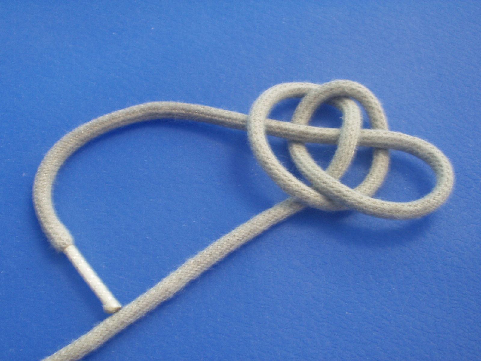 Wordless Tutorial III - Single Strand Diamond Stopper Knot : 12 Steps ...