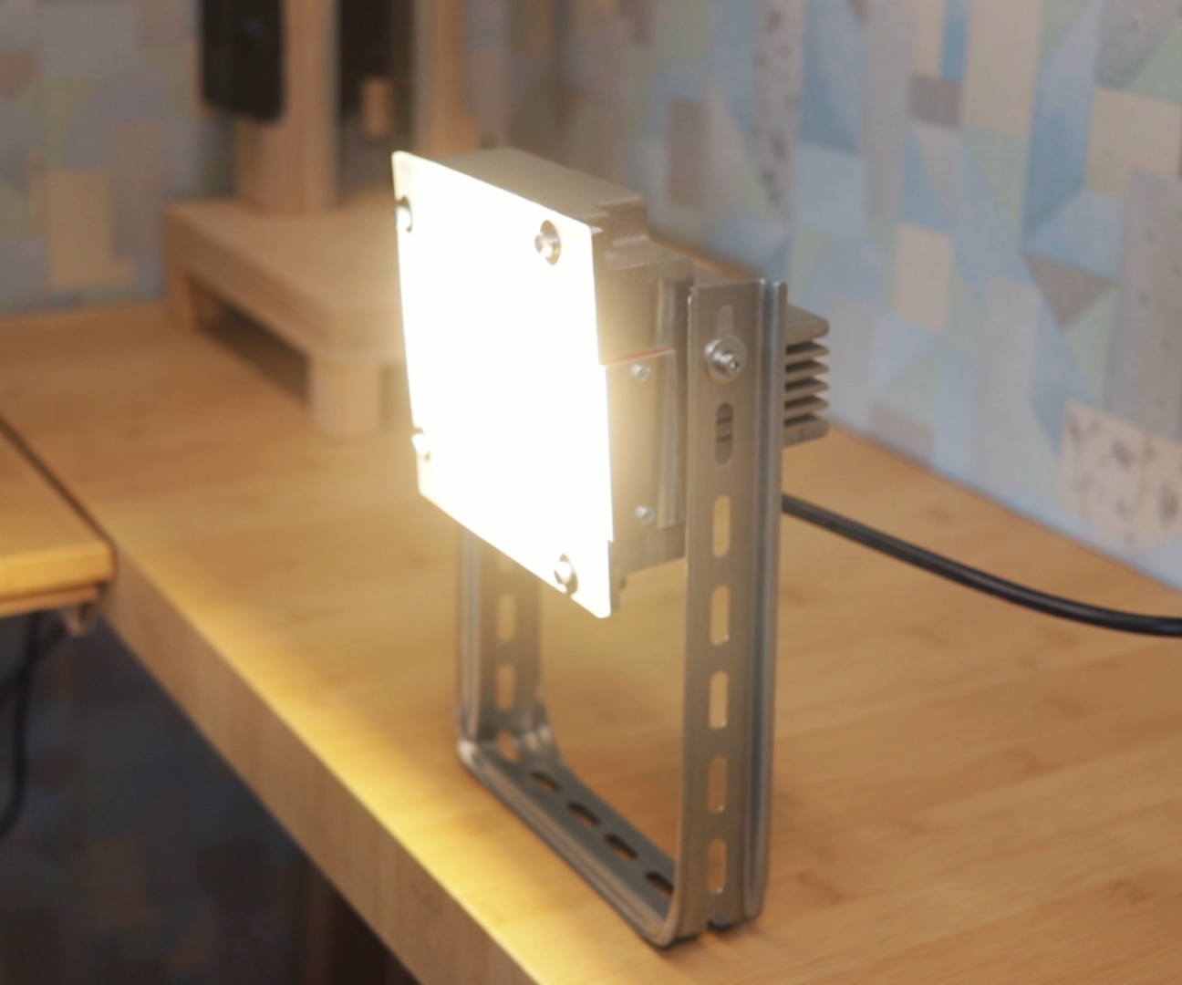 DIY FLOODLIGHT W/AC LEDs (+EFFICIENCY VS DC LEDs) : 21 Steps (with ...