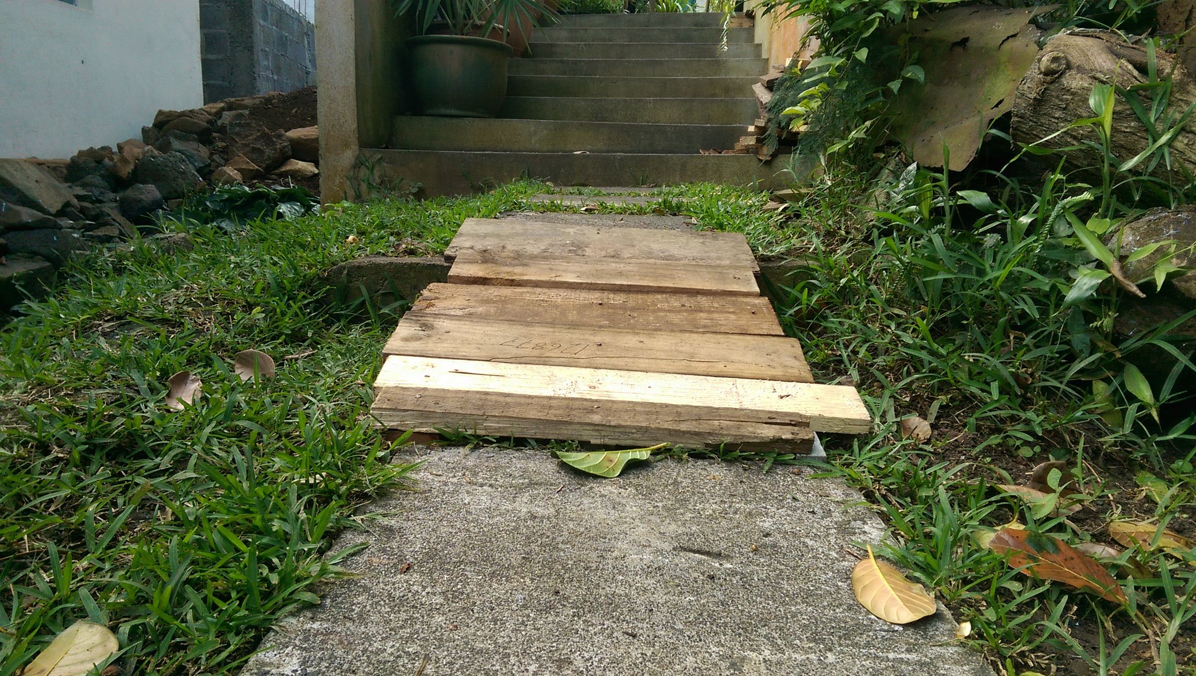 Ramp/Platform to Roll Wheel Barrow : 4 Steps - Instructables