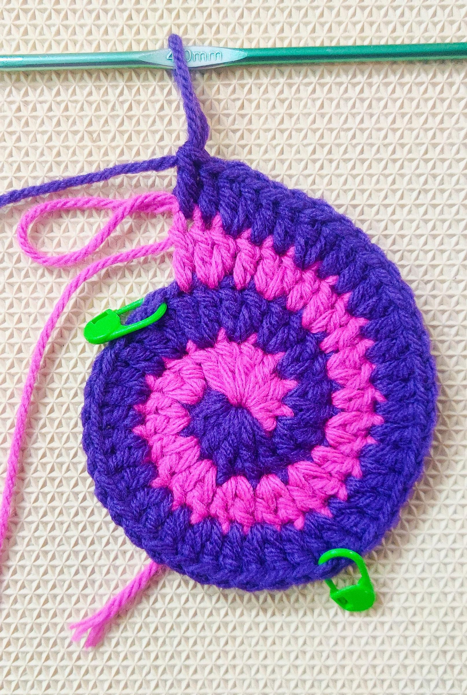 How to Make a Solid Two Color Spiral Crochet Circle : 8 Steps (with ...