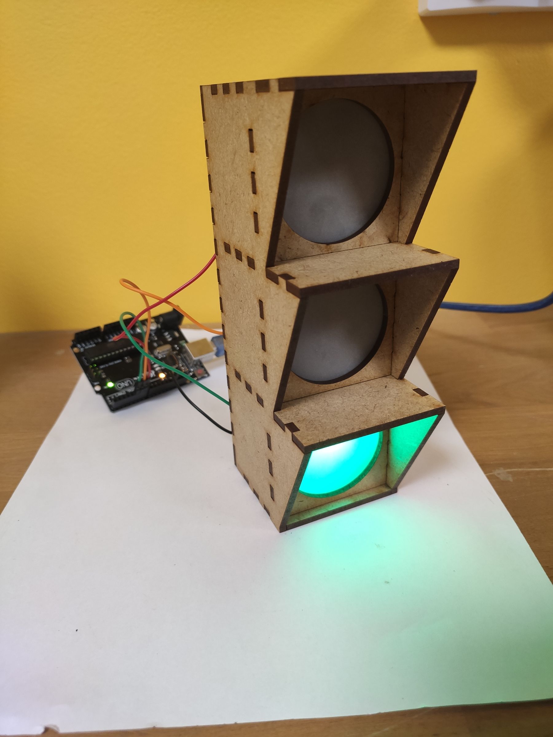 Traffic Light / Feu Tri-Color ! : 11 Steps - Instructables