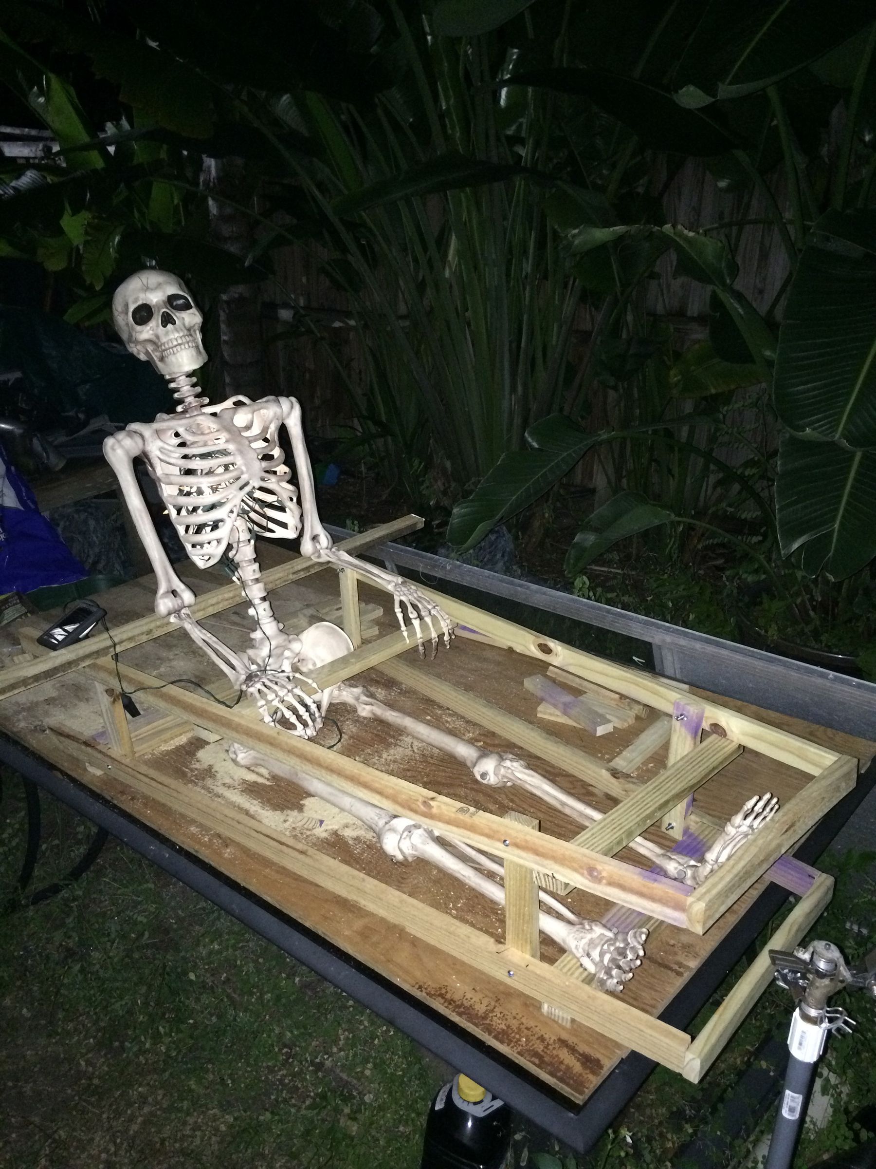 Flying Casket With Flamingo Pall Bearers : 5 Steps - Instructables