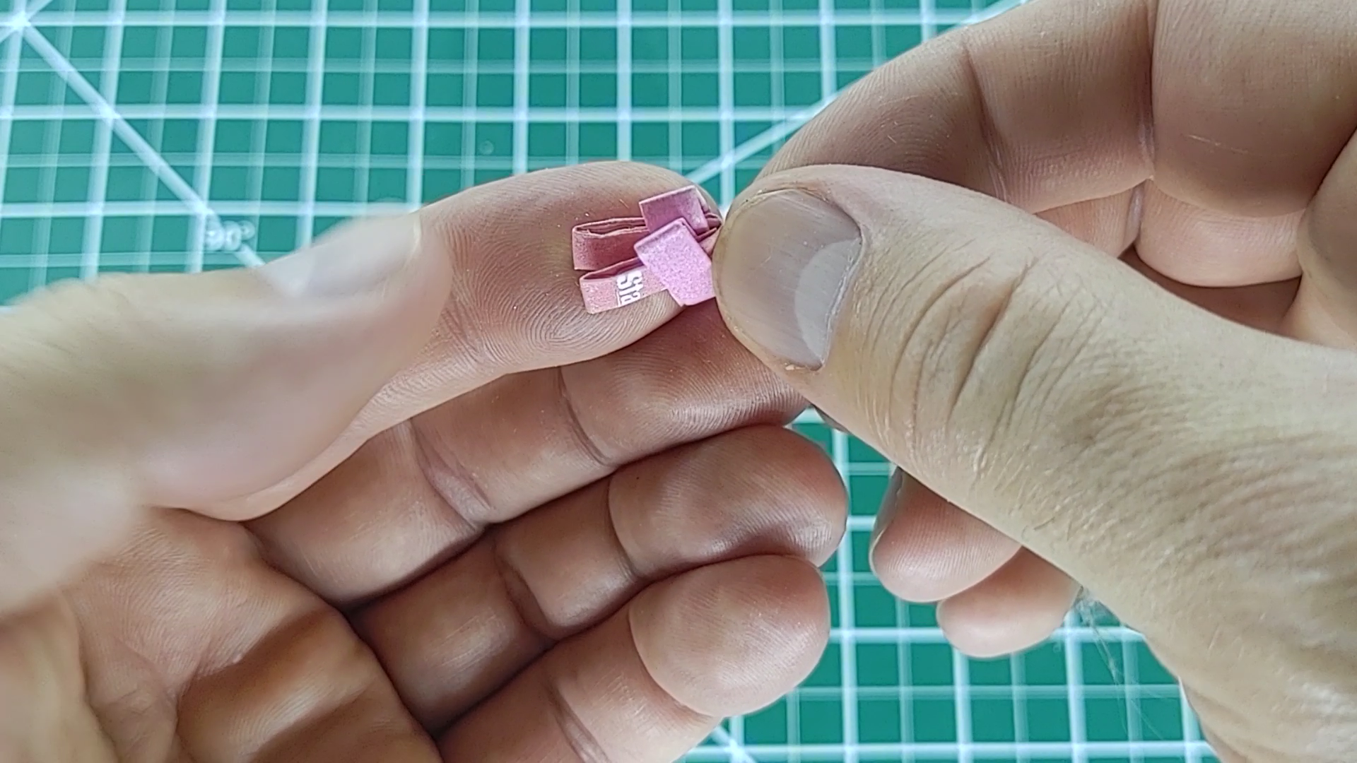 How to Make a Candy Wrapper Chain : 7 Steps (with Pictures) - Instructables