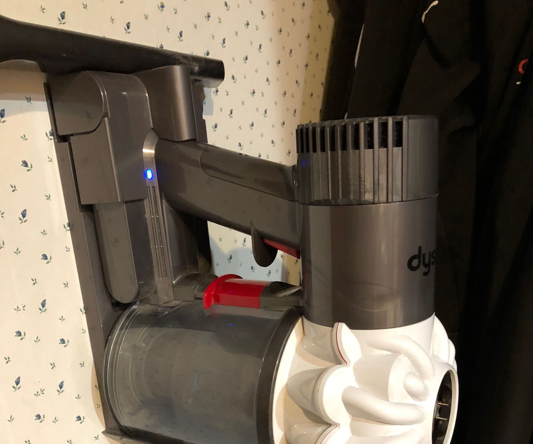 Better Cleaning of the Dyson V-series Filter : 4 Steps - Instructables