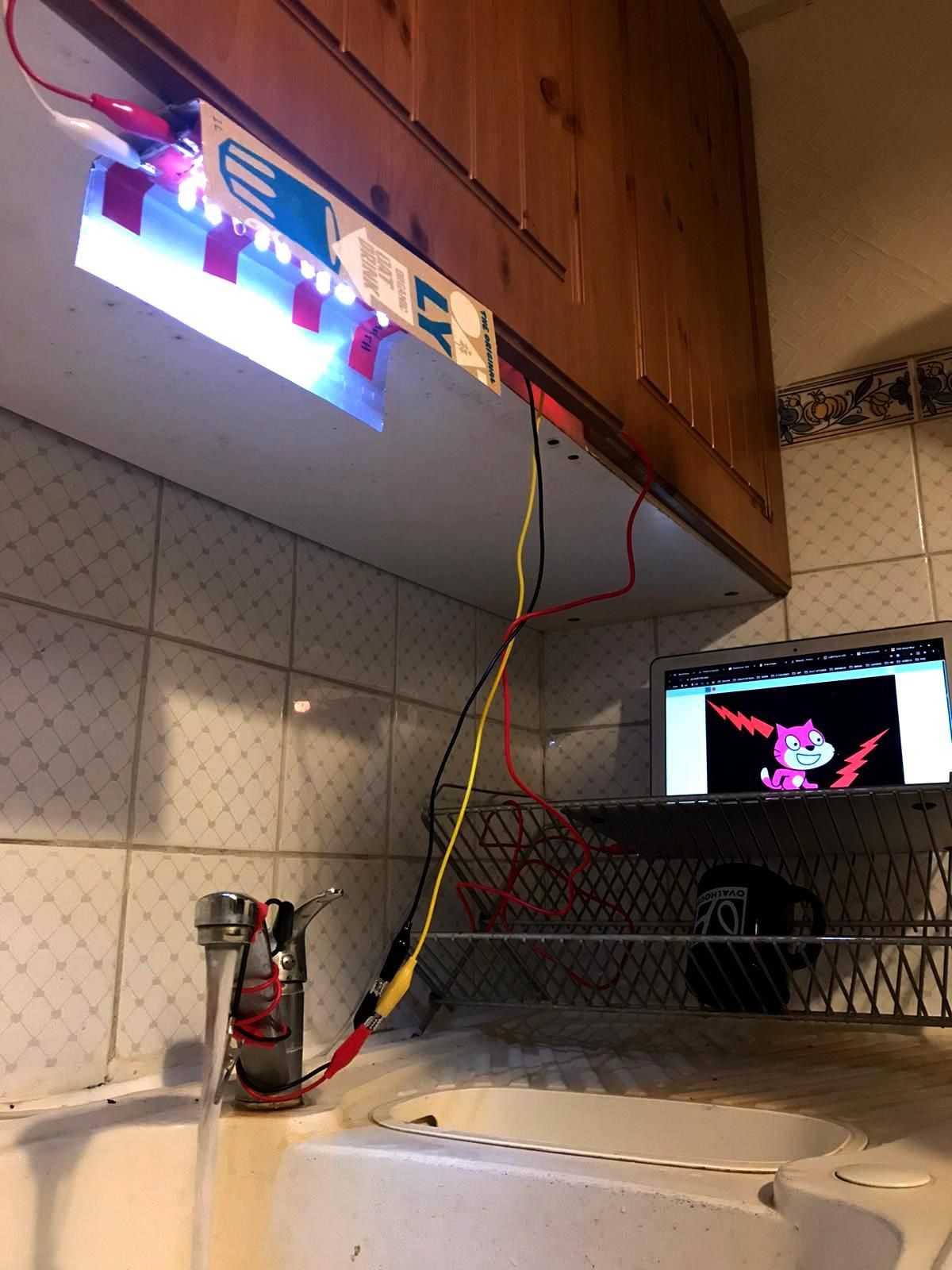 Simple L.E.D Lamp With Water Switch and Makey Makey : 9 Steps (with ...