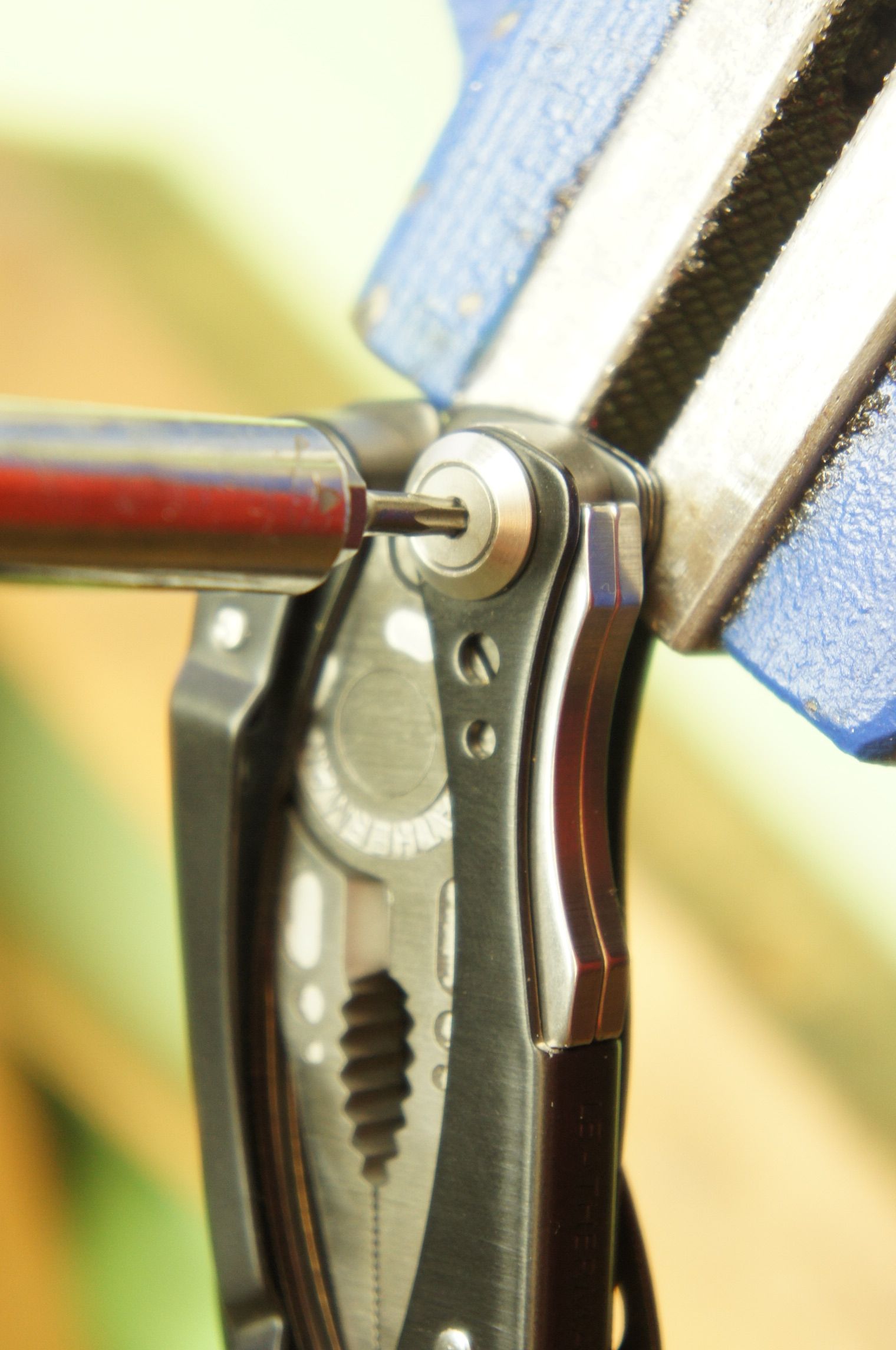 How to Take Apart and Reassemble a Leatherman Skeletool Multi-tool : 9 ...