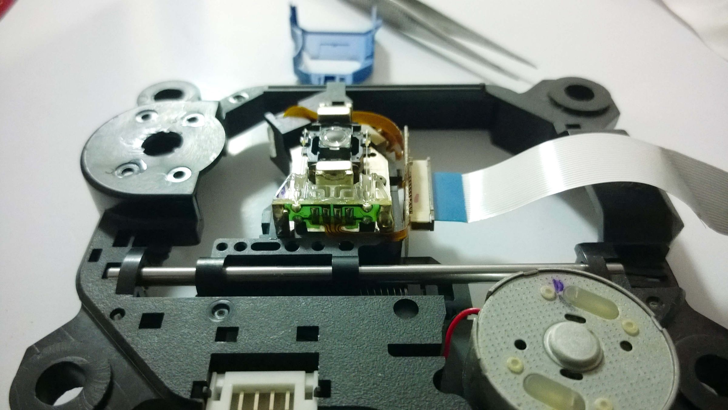 Parts to Salvage From a DVD/CD Player : 10 Steps - Instructables