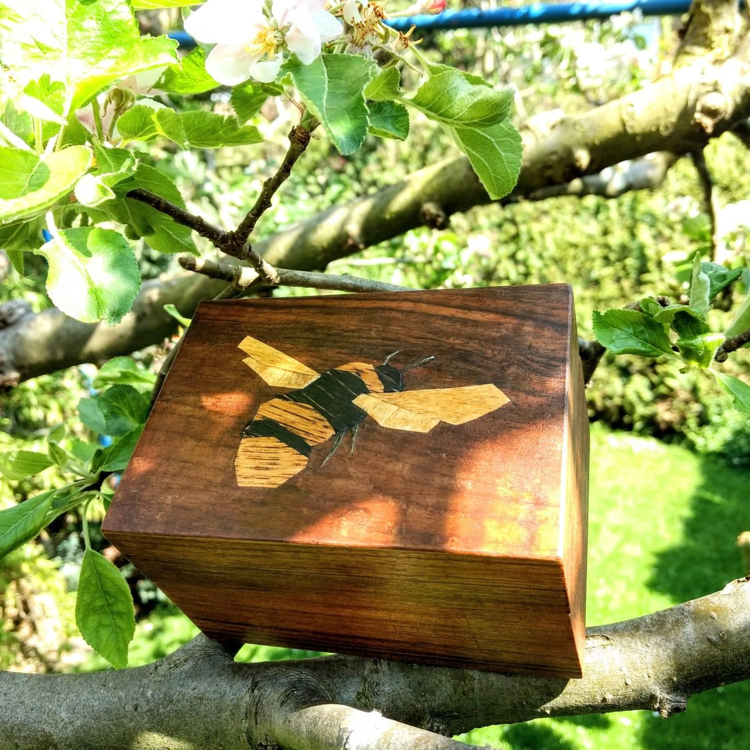 Truely Invisible Hinged Box With Bumblebee Topping : 8 Steps (with ...