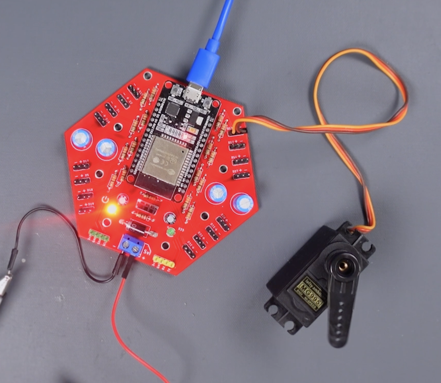 One and Multiple Servo Motor Control With ESP32 Development Board : 8 ...