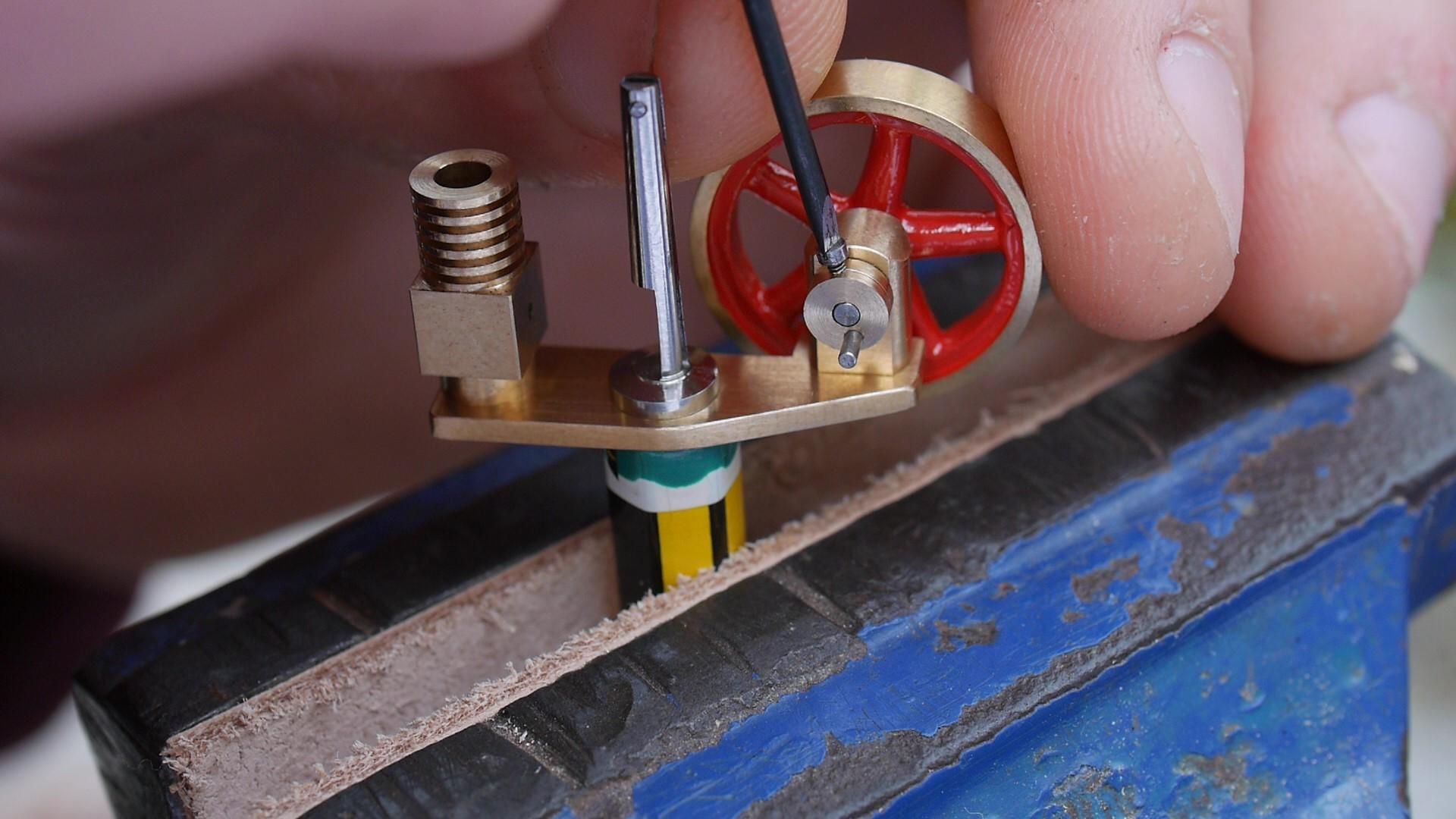 A Miniature Beam Stirling Engine : 11 Steps (with Pictures) - Instructables