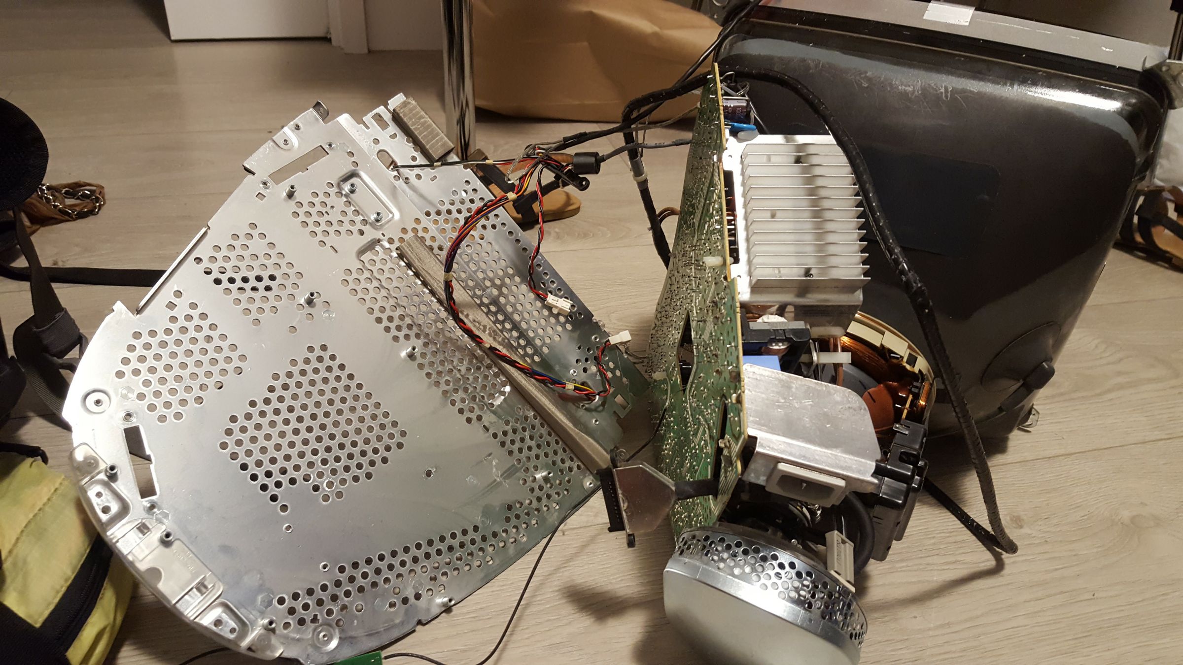 Complete Dismantling of the IMac G3 : 8 Steps - Instructables