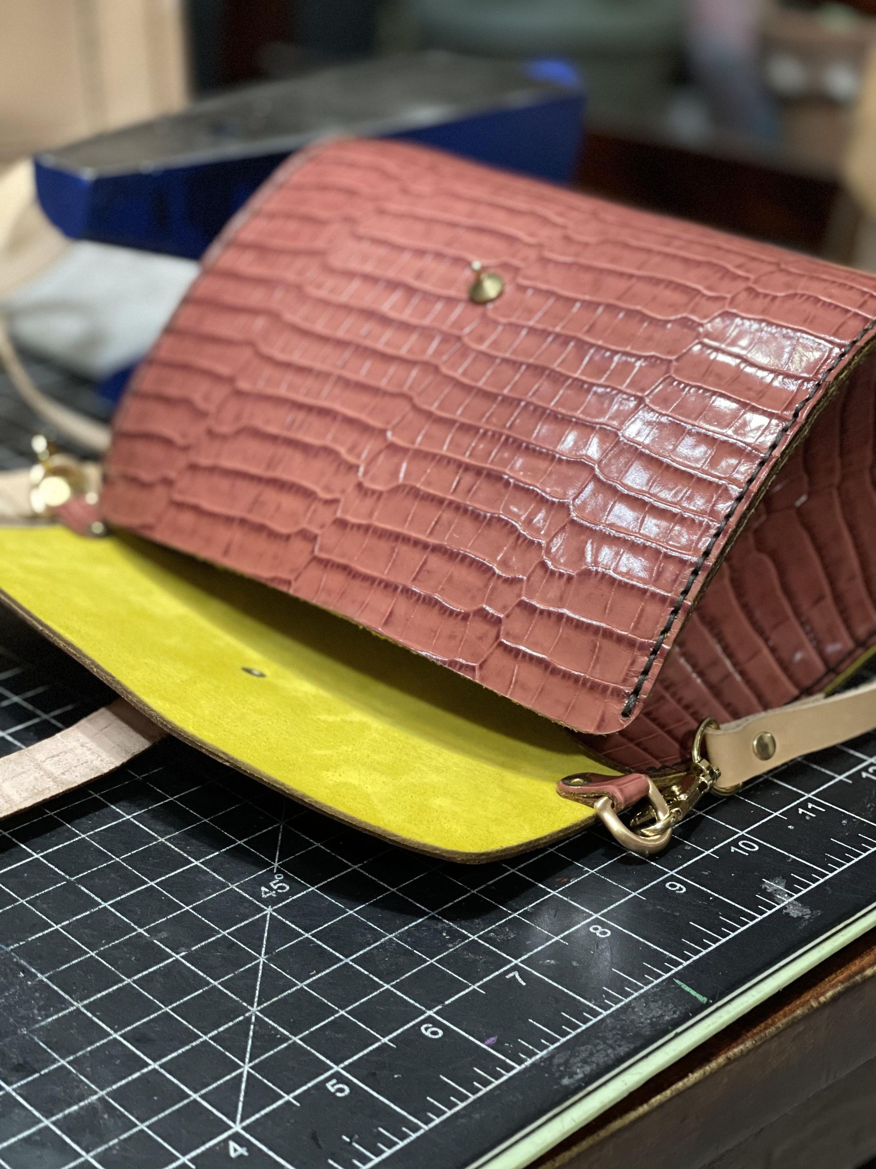 Gator Embossed Leather Purse : 8 Steps (with Pictures) - Instructables