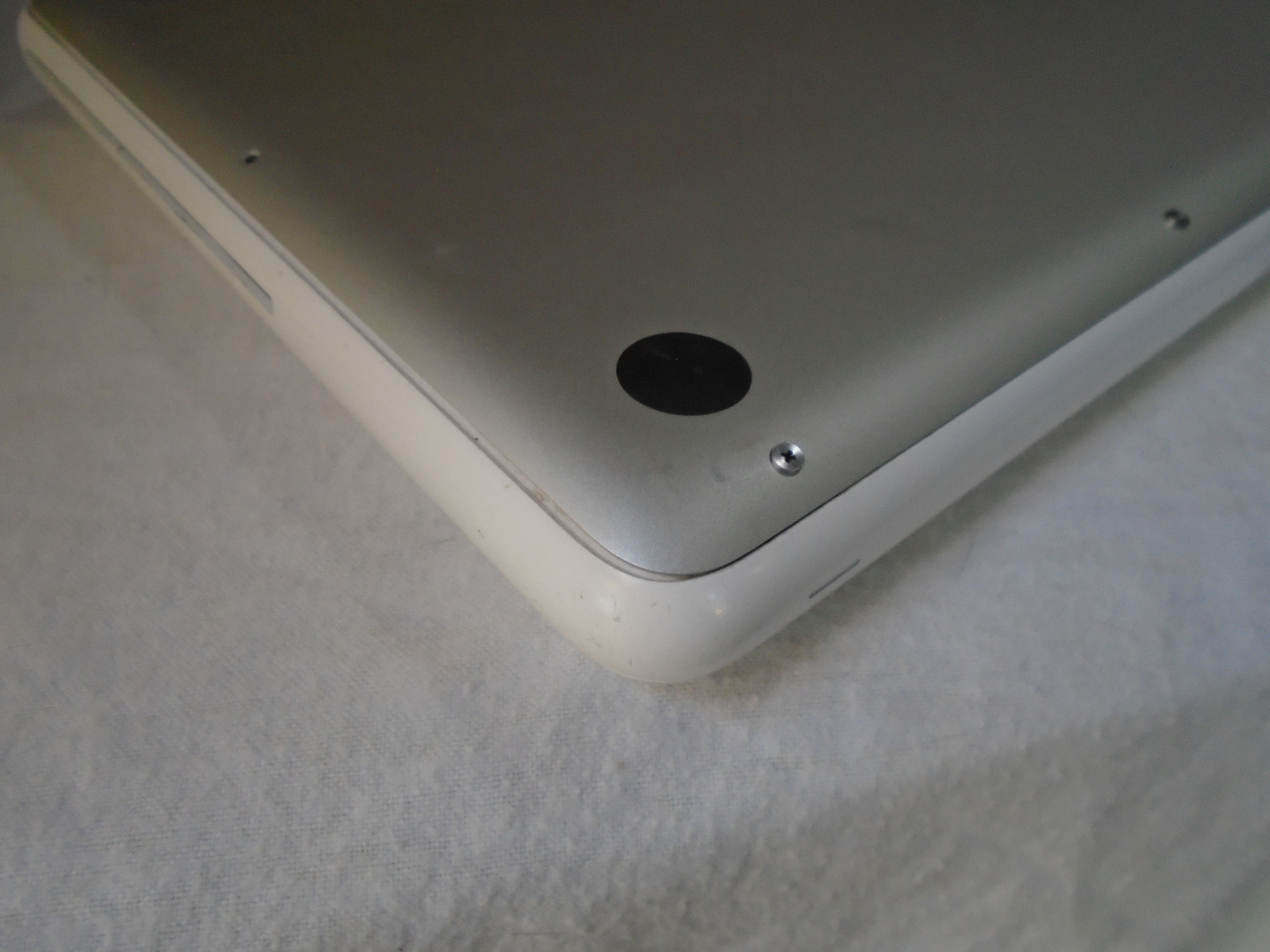 Macbook Flappy Bottom Repair Hack : 5 Steps (with Pictures) - Instructables