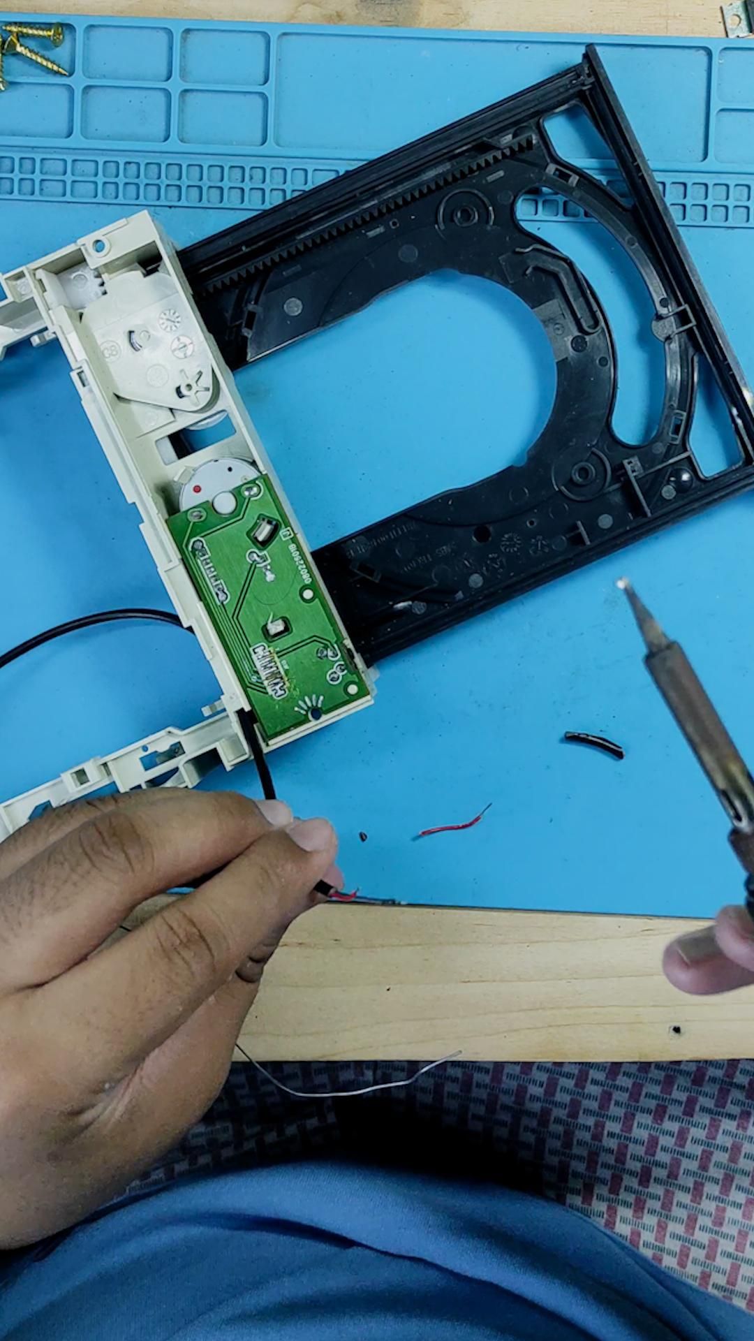 Homebrew PCB Shaker for Etching Using an Old DVD Rom! : 8 Steps (with ...