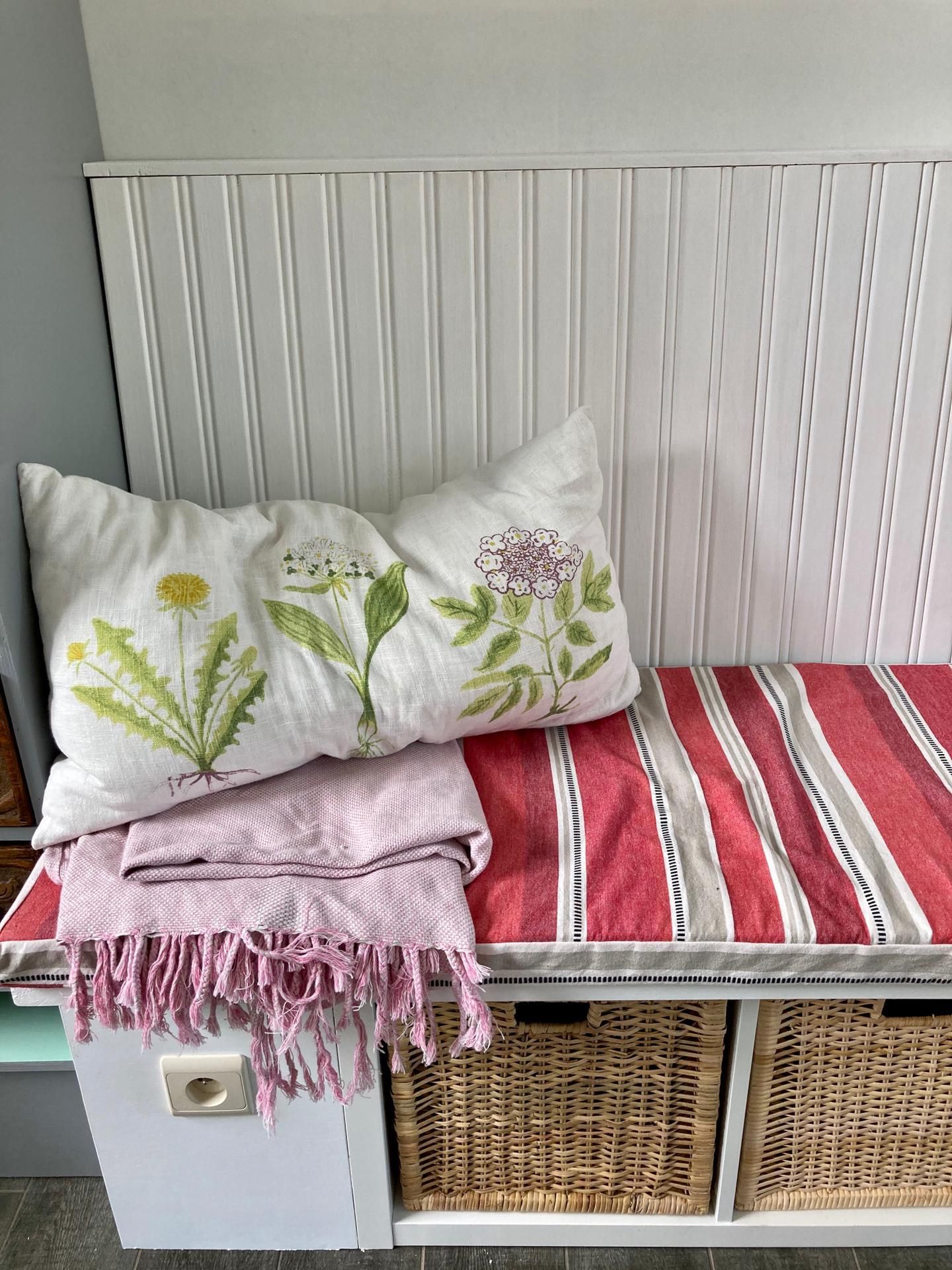 IKEA HACK | $40 Kallax Shelf Becomes Upscale Bench Seating | DIY Build ...