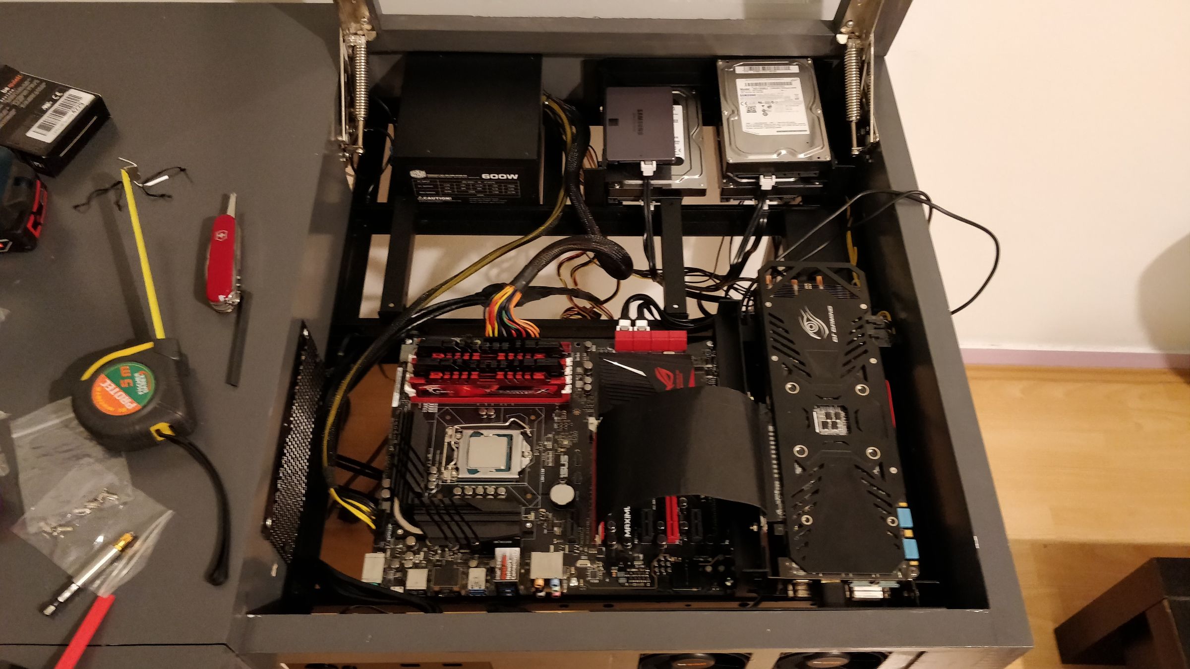 Desk With Built-in Computer and Laptop Height Stand : 10 Steps (with ...