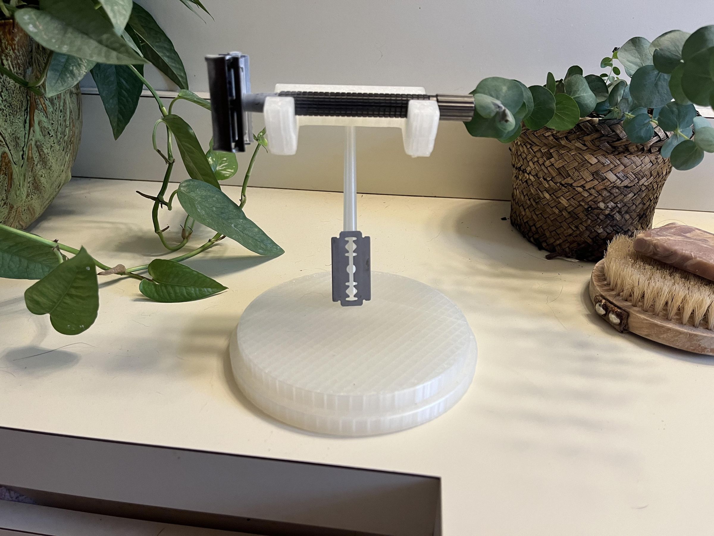 Horizontal Safety Razor Stand : 5 Steps - Instructables