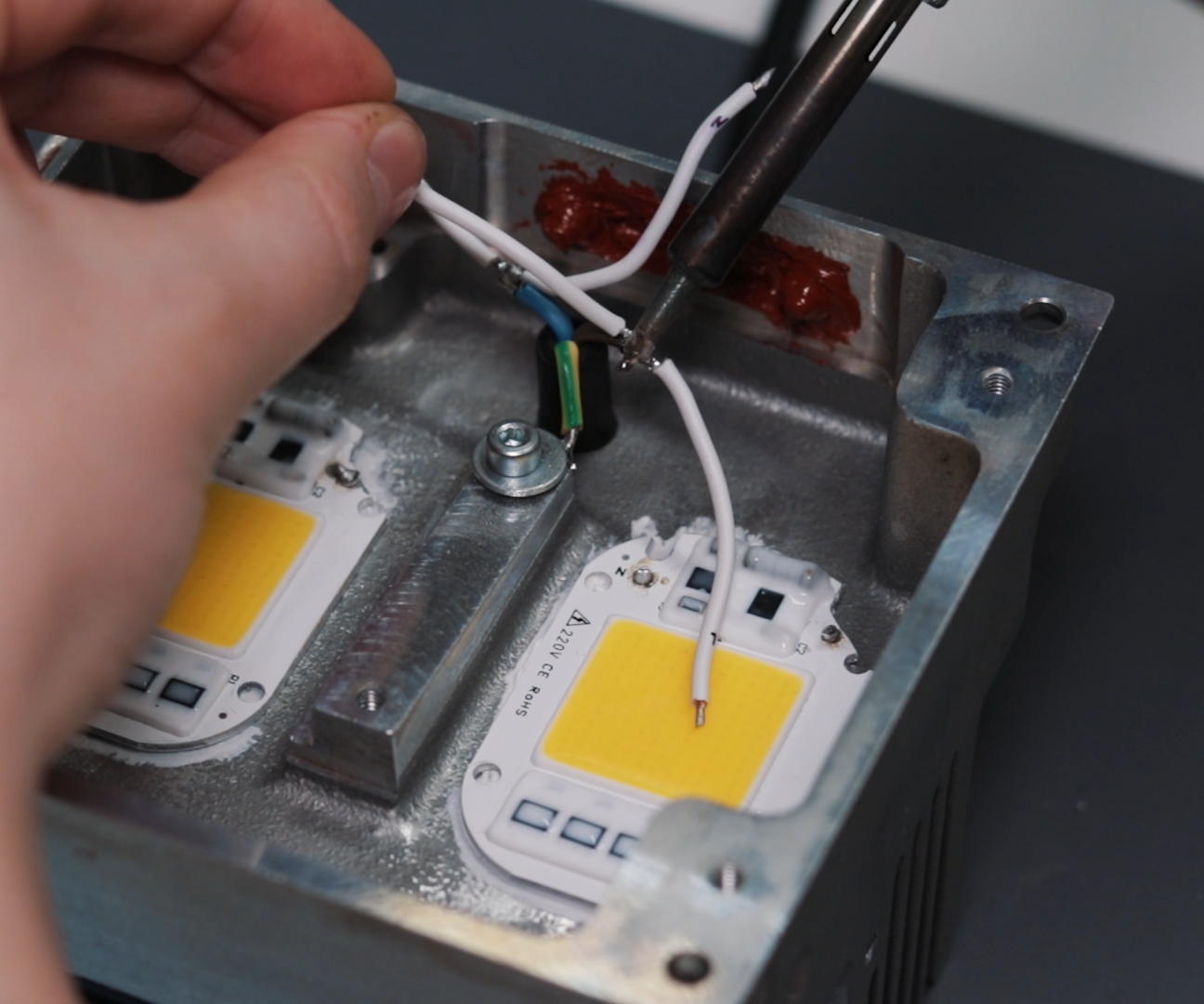 DIY FLOODLIGHT W/AC LEDs (+EFFICIENCY VS DC LEDs) : 21 Steps (with ...