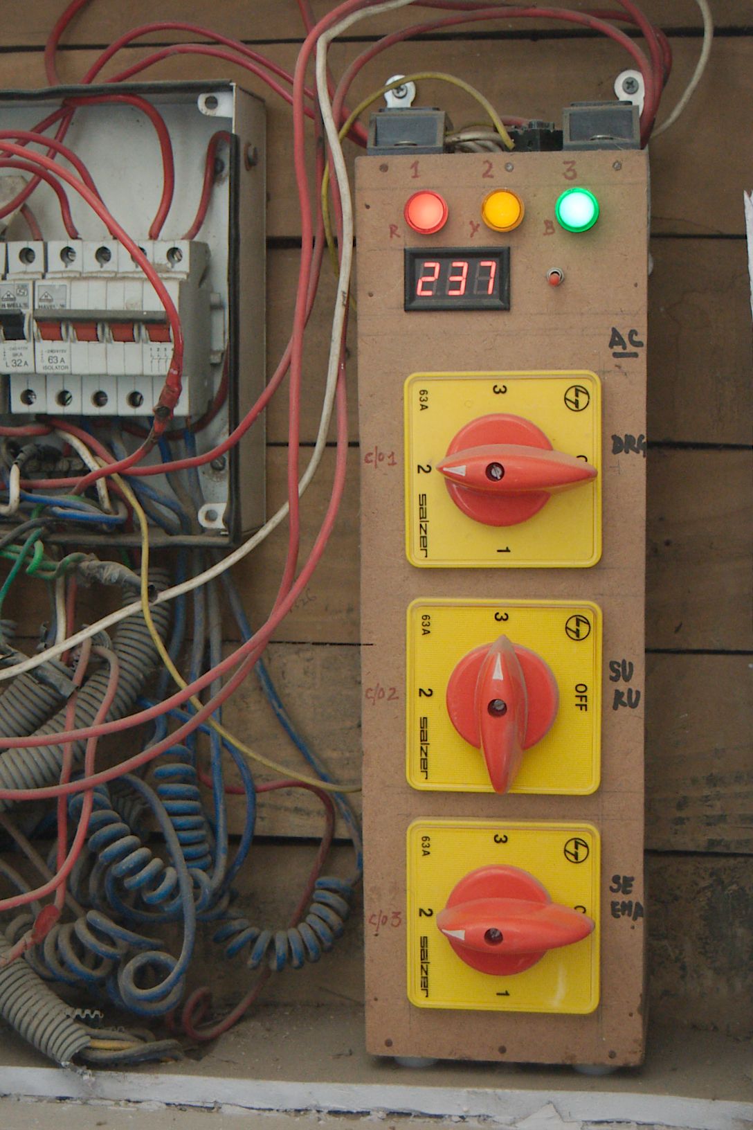 Manual Phase Changing Switch (63 Amp) : 4 Steps (with Pictures ...