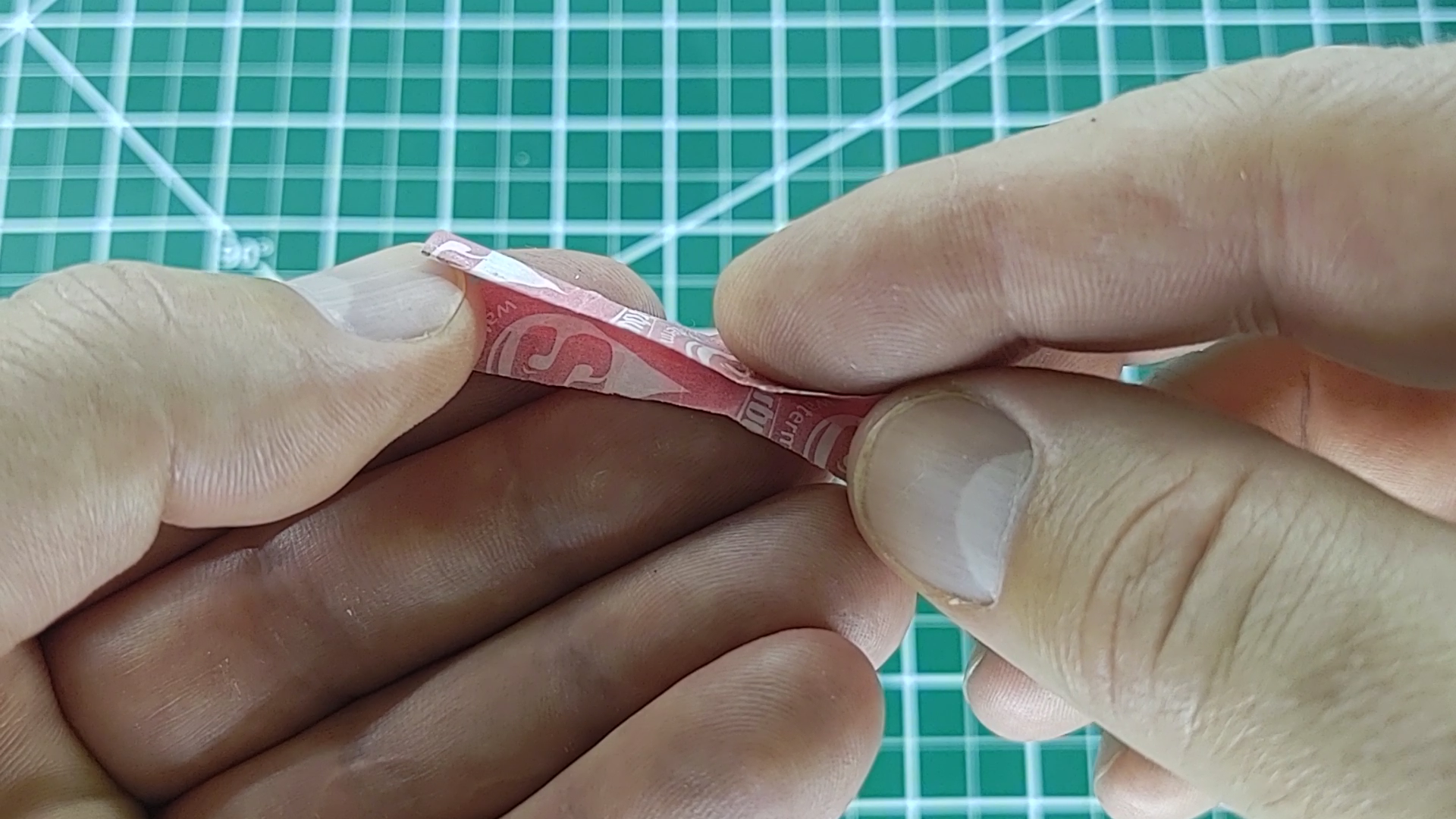 How to Make a Candy Wrapper Chain : 7 Steps (with Pictures) - Instructables