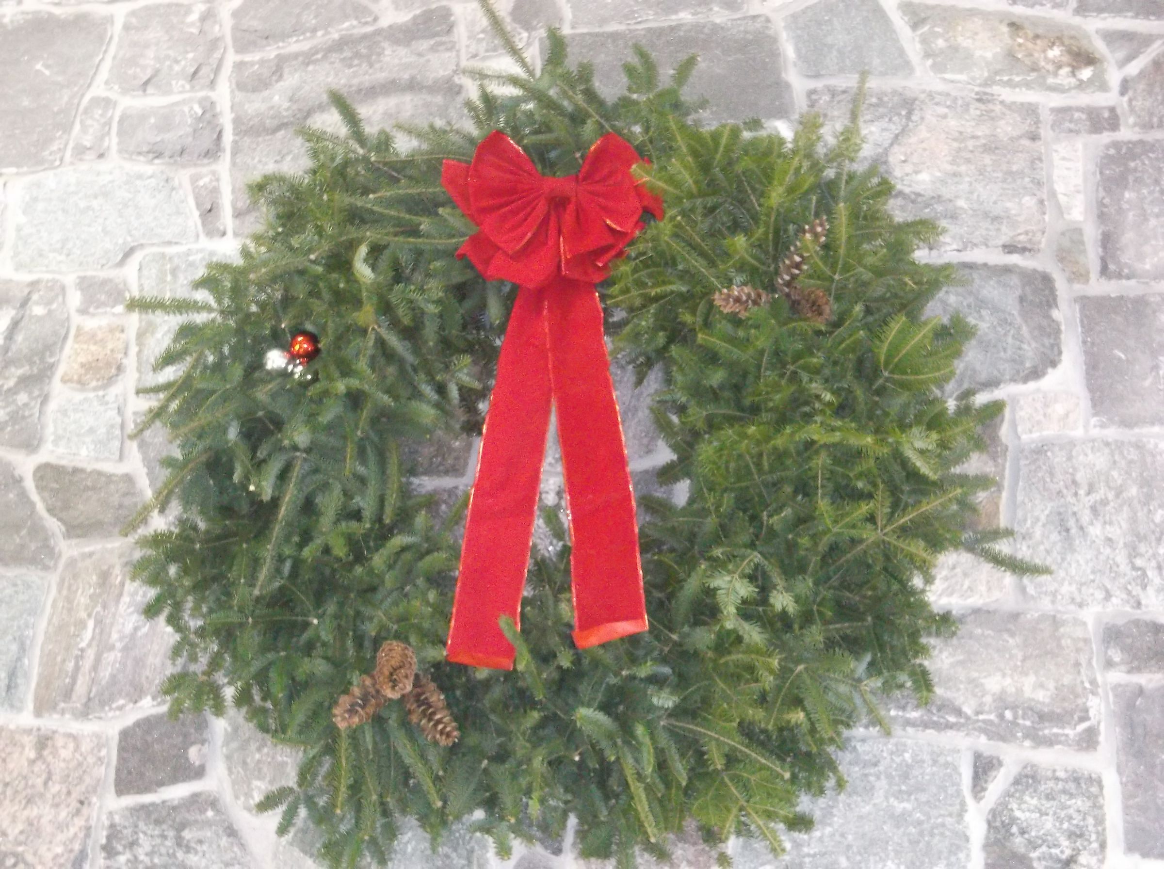 How to Make a Christmas Wreath : 10 Steps - Instructables