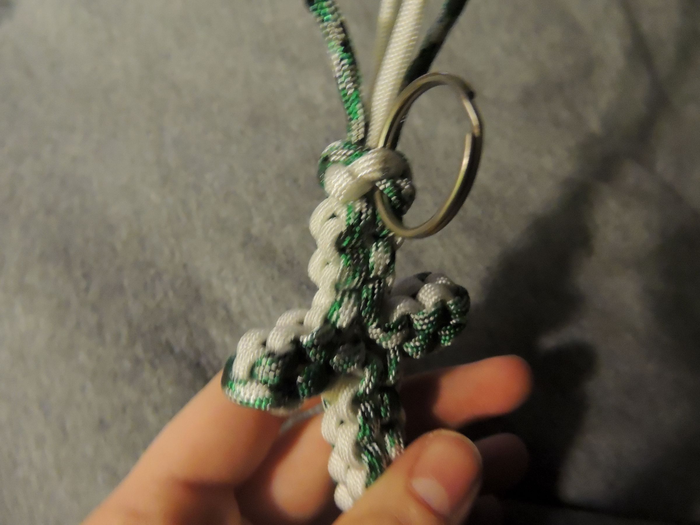 Paracord Cross (Square Braid) : 10 Steps - Instructables