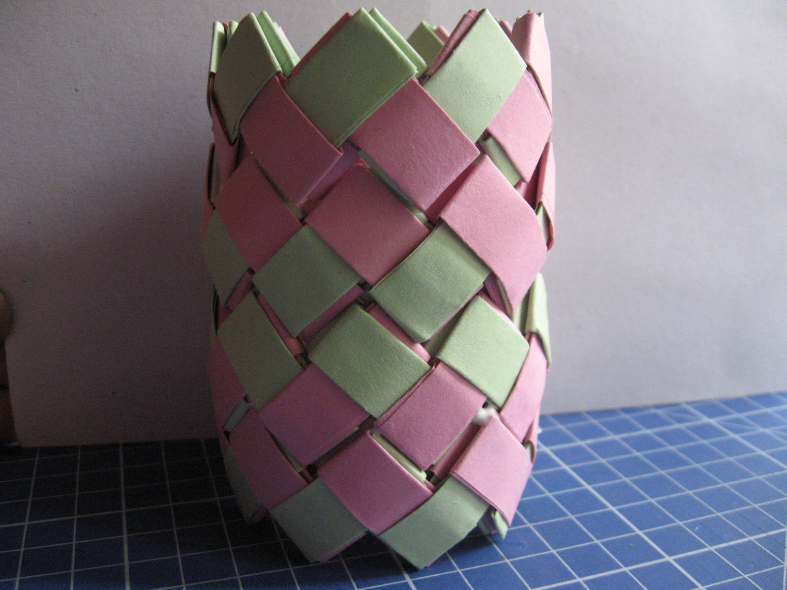 How to Make a Small Paper Vase : 6 Steps (with Pictures) - Instructables