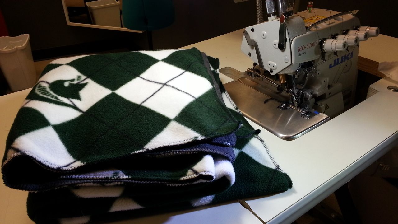 Easy Fleece Blanket With a Serger : 6 Steps - Instructables