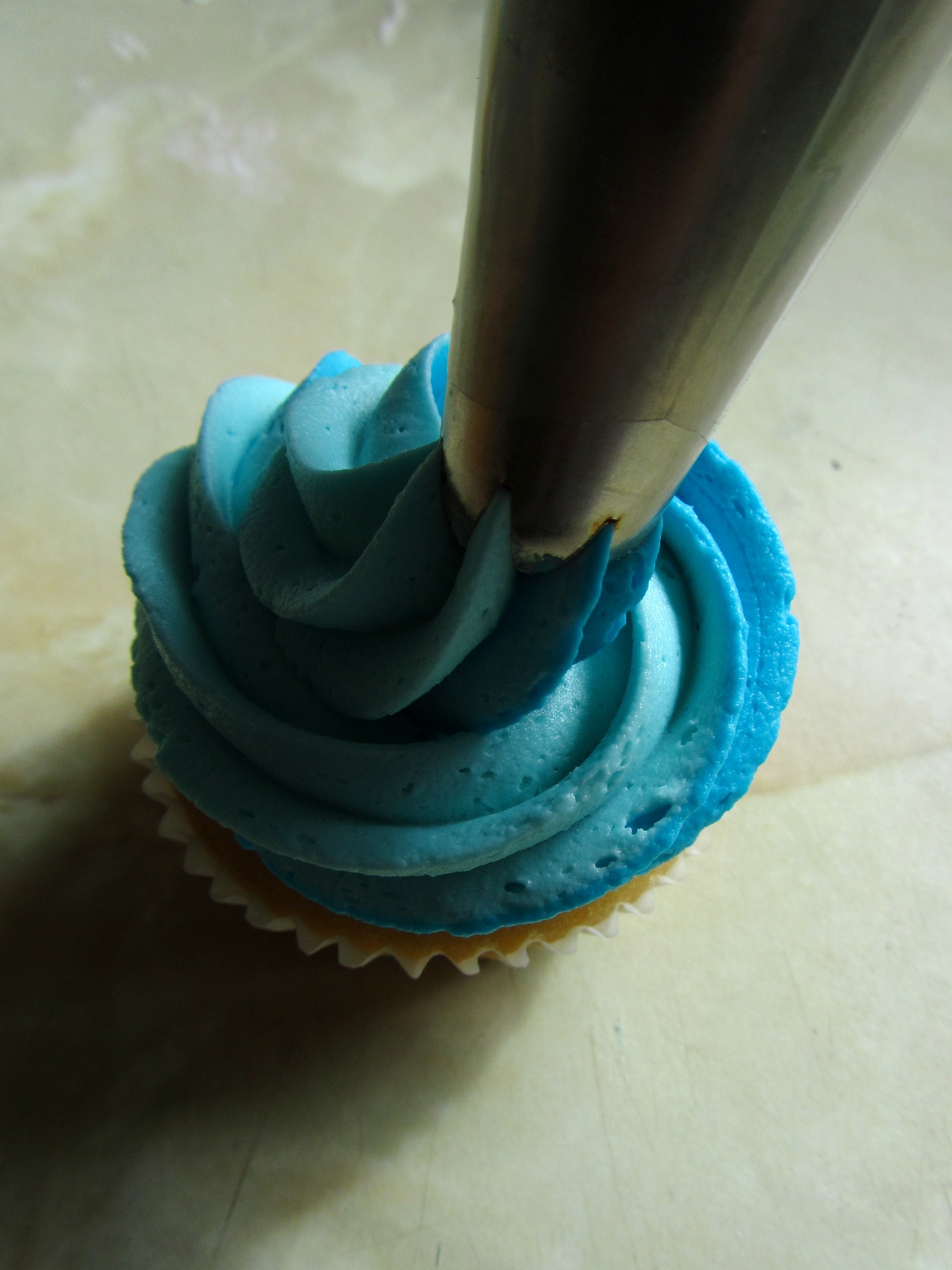 Two Tone Icing Swirls (with Pictures) - Instructables