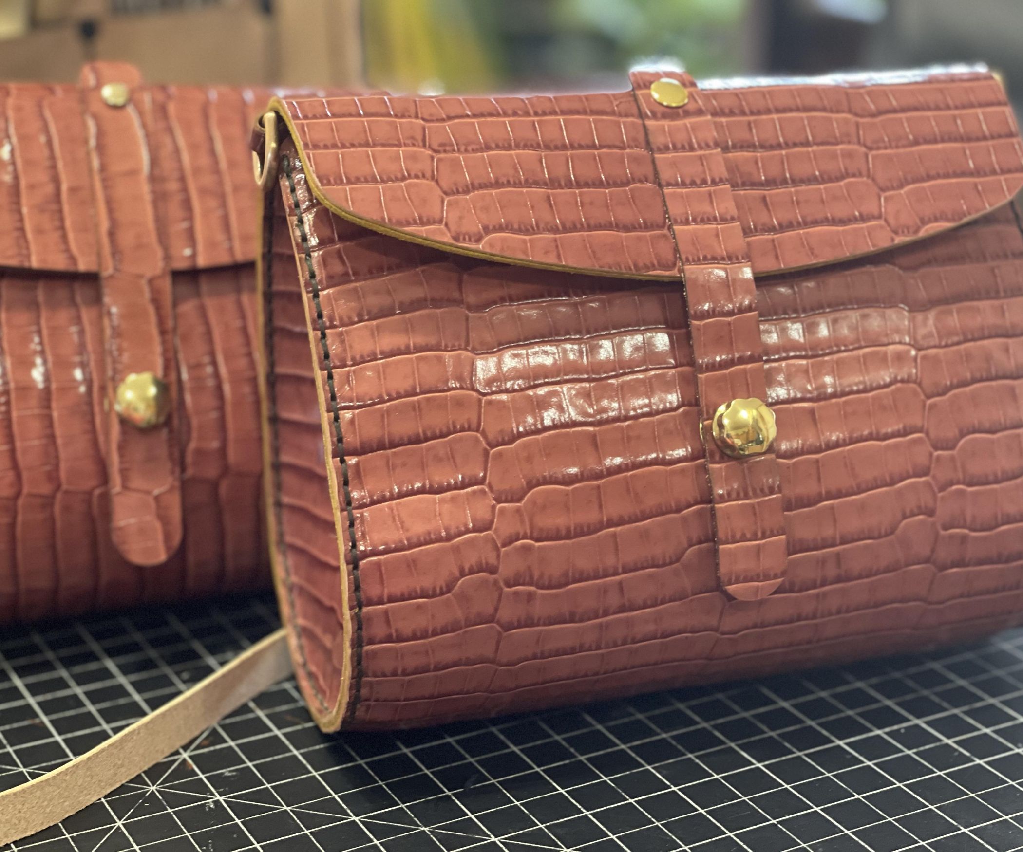 Gator Embossed Leather Purse : 8 Steps (with Pictures) - Instructables